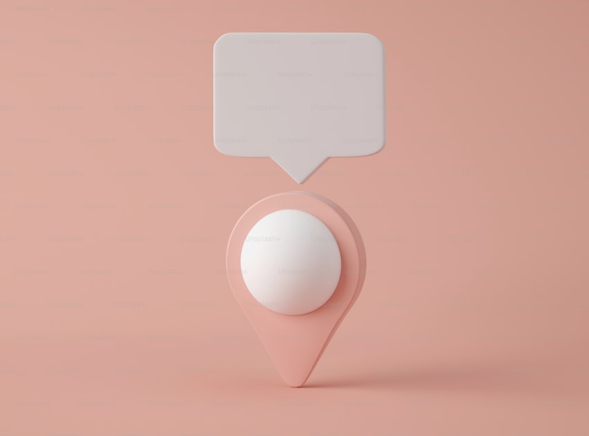 3d 그림입니다 지도 포인터와 분홍색 배경에 대한 말풍선의 모형 여행 및 탐색 개념입니다 사진 Unsplash의 얘기 이미지