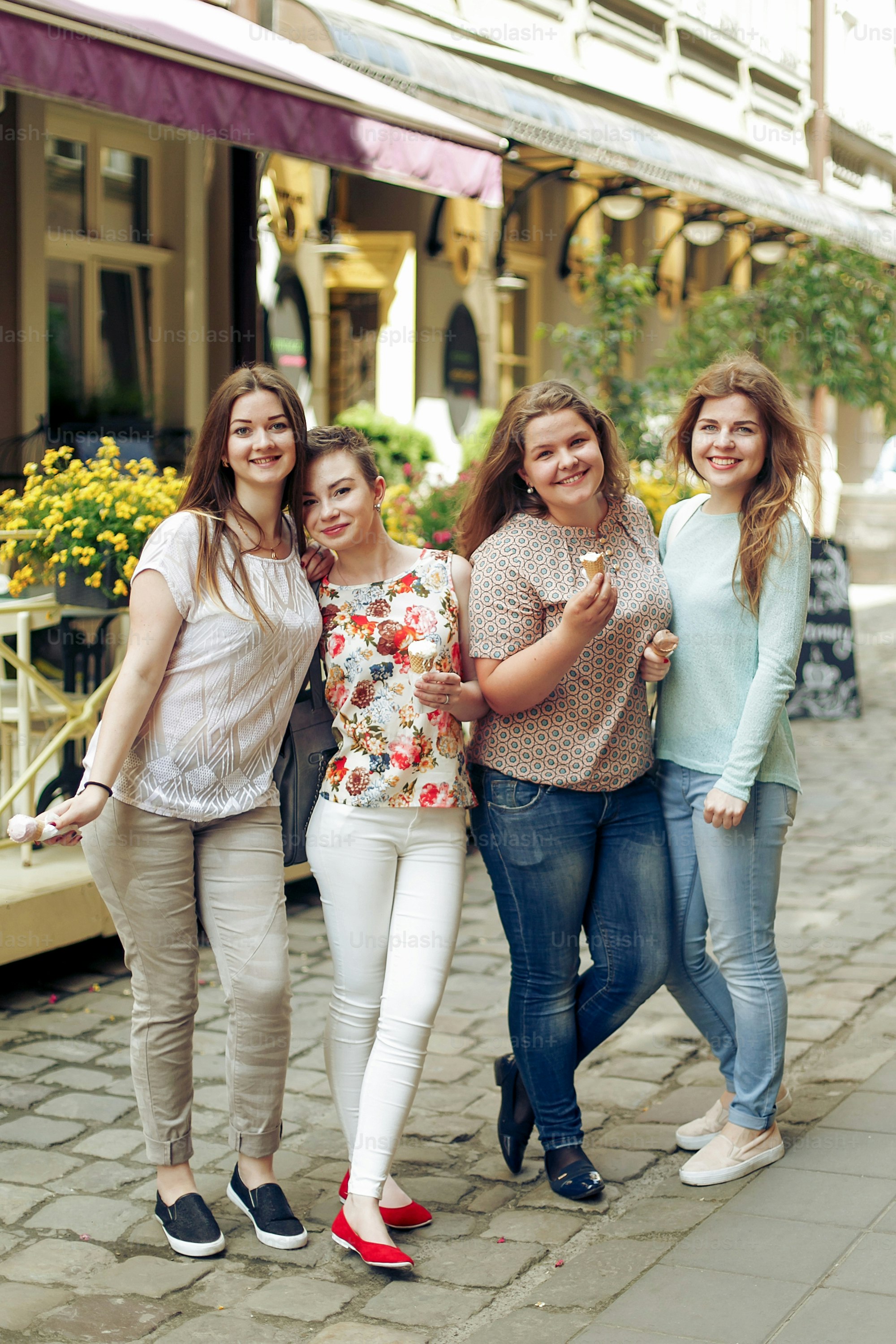 Foto Grupo de mujeres felices sosteniendo helado en las manos y ...