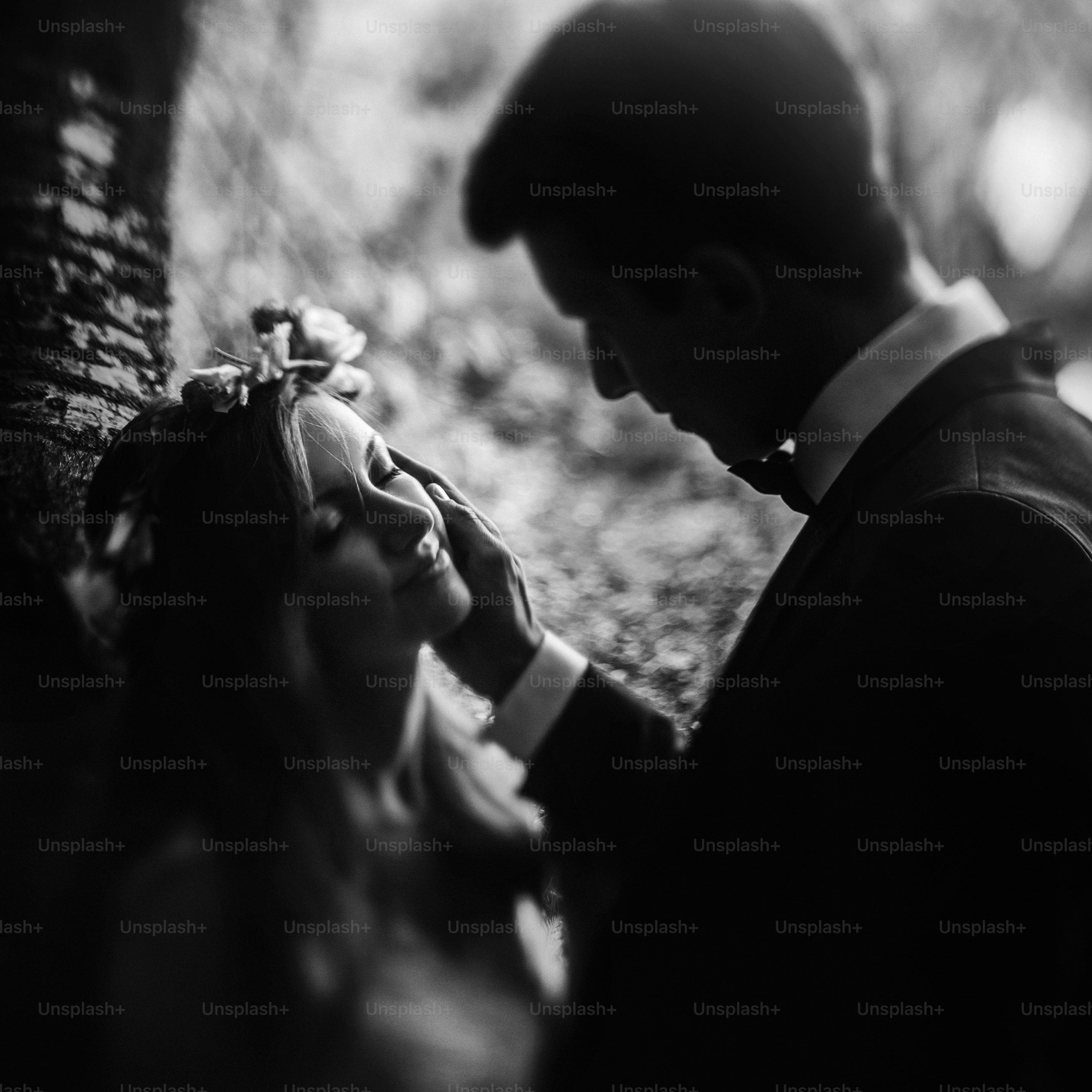 Increíble novia boho sensual y novio elegante con estilo, toque suave en bosques soleados foto ...