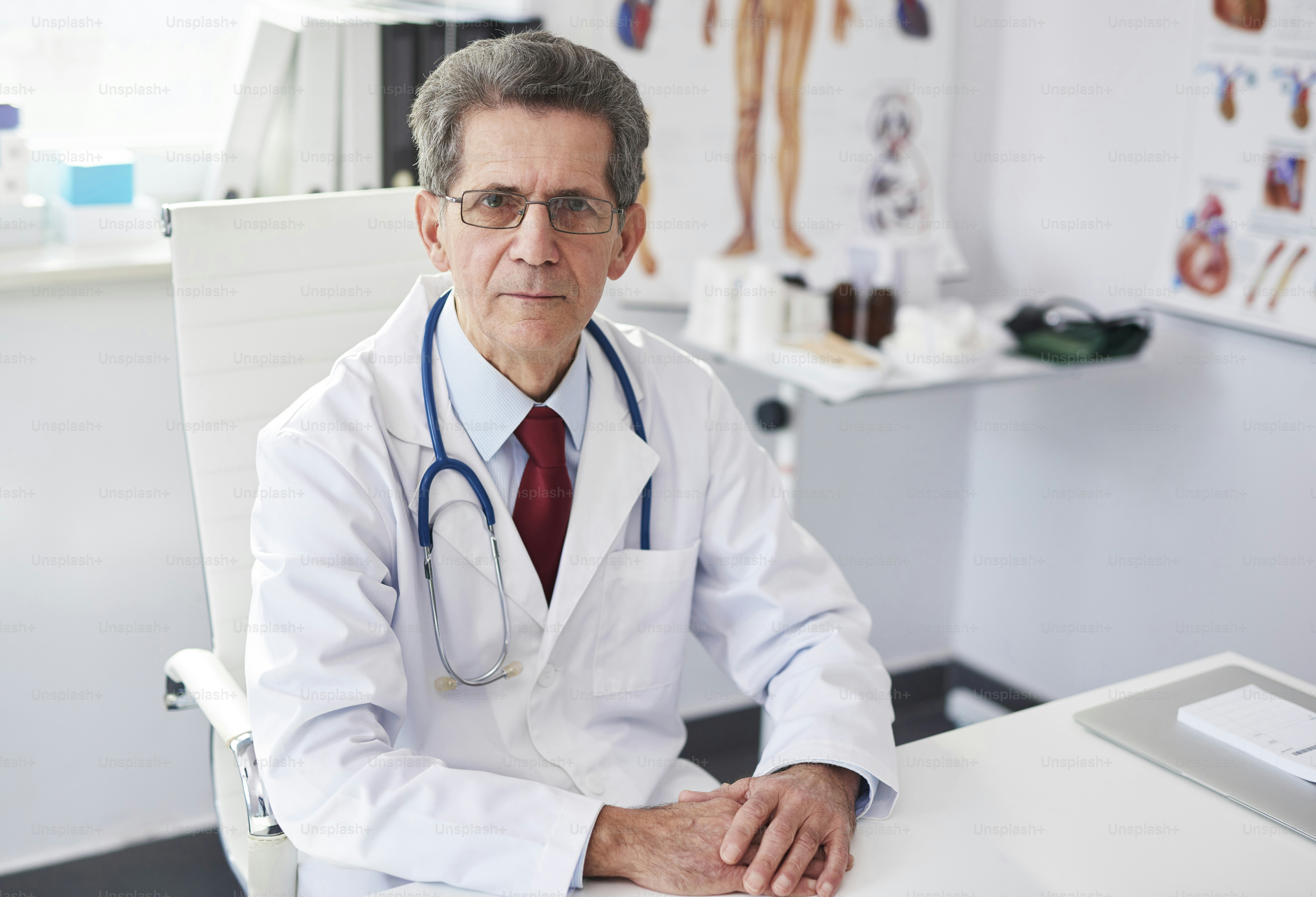 Portrait of senior male doctor in doctor’s office photo – Doctors ...