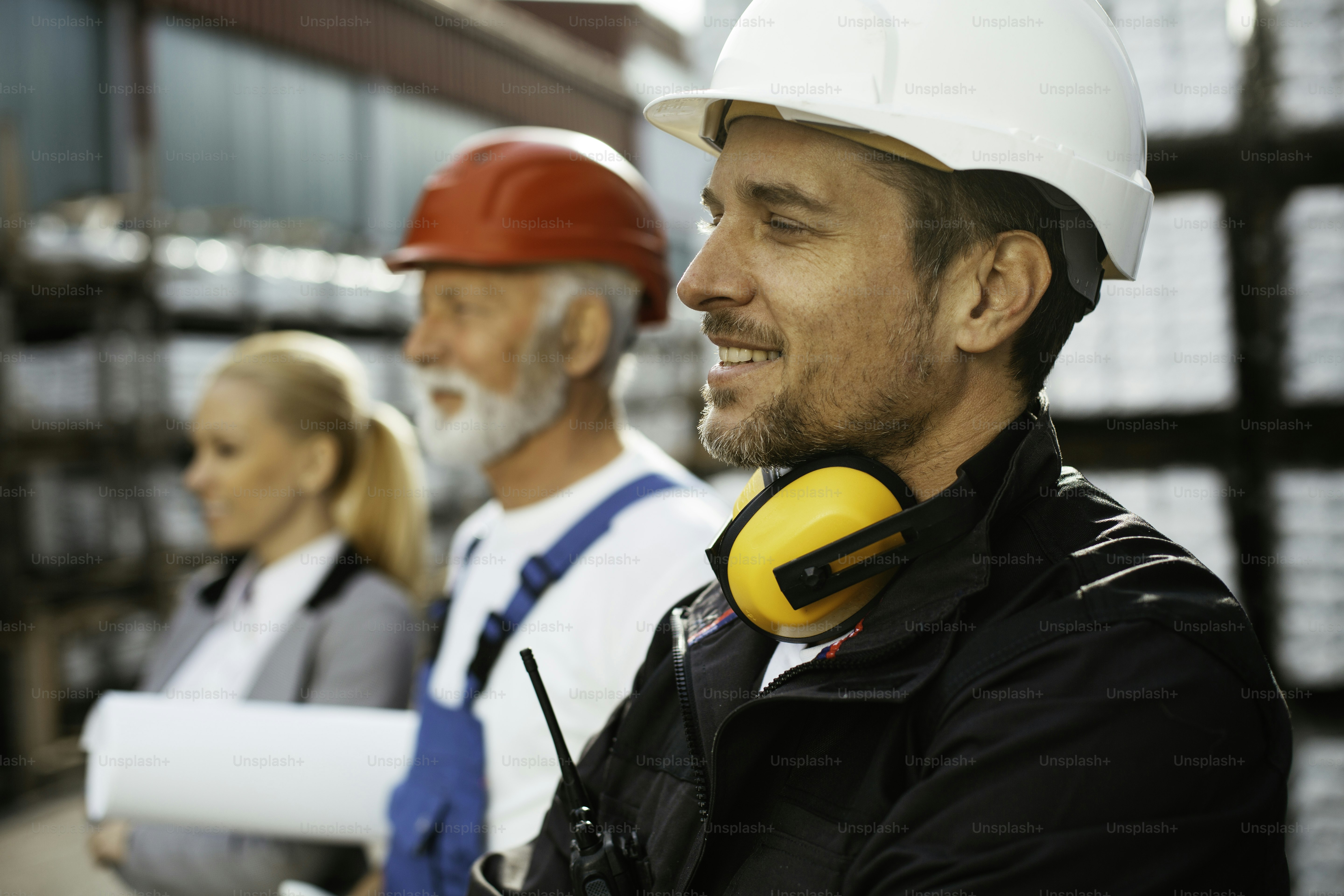 Arhitect e operai in fabbrica. Colleghi che lavorano insieme. foto ...