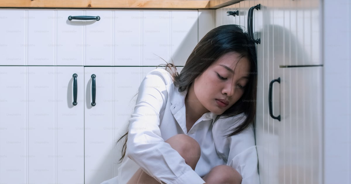 슬픔 아름다운 아시아 여자는 눈을 감고 무릎을 껴안고 부엌 바닥에 앉아 있다 사진 Unsplash의 마루 이미지