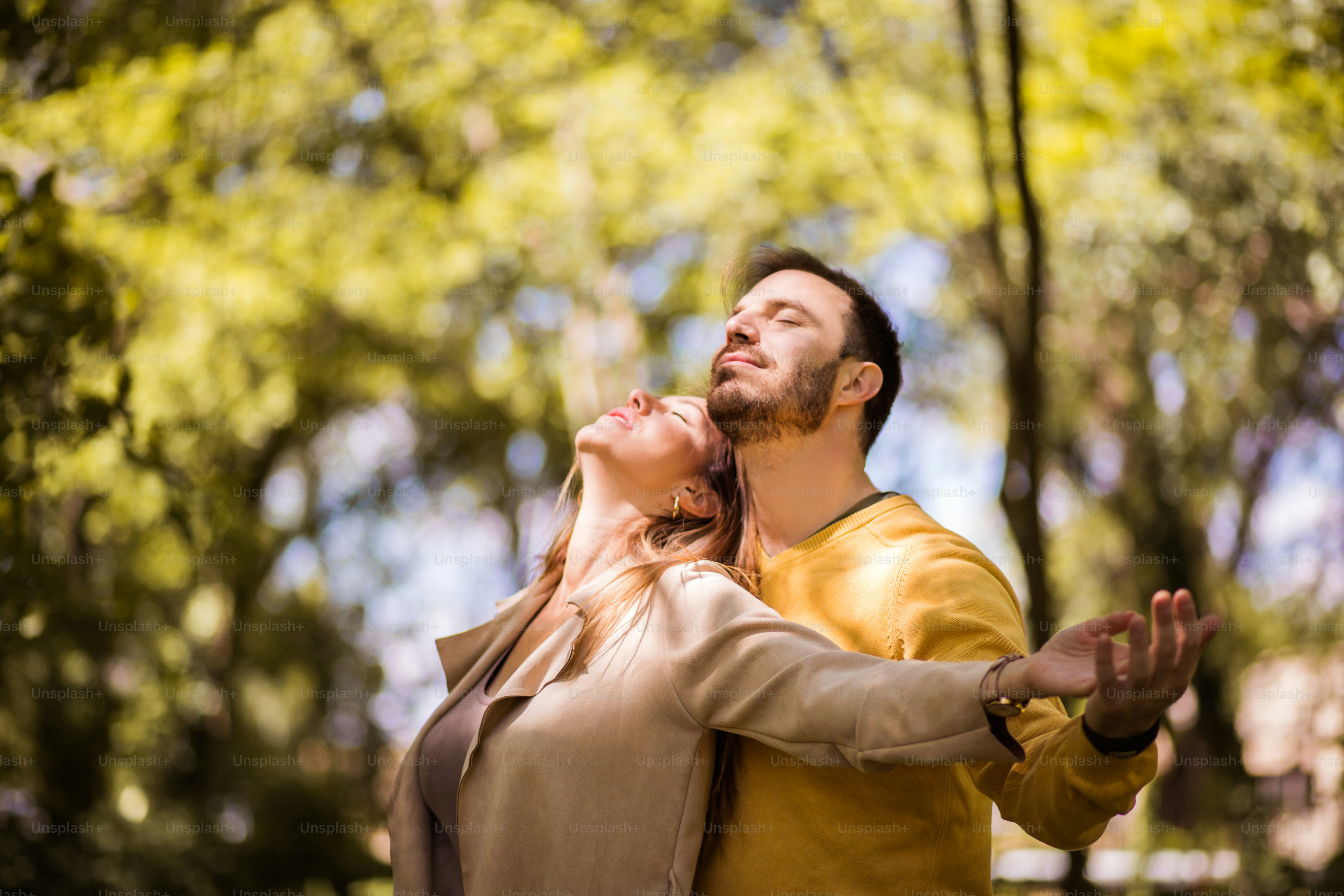 Foto El amor es un sentimiento maravilloso. Pareja en la naturaleza ...
