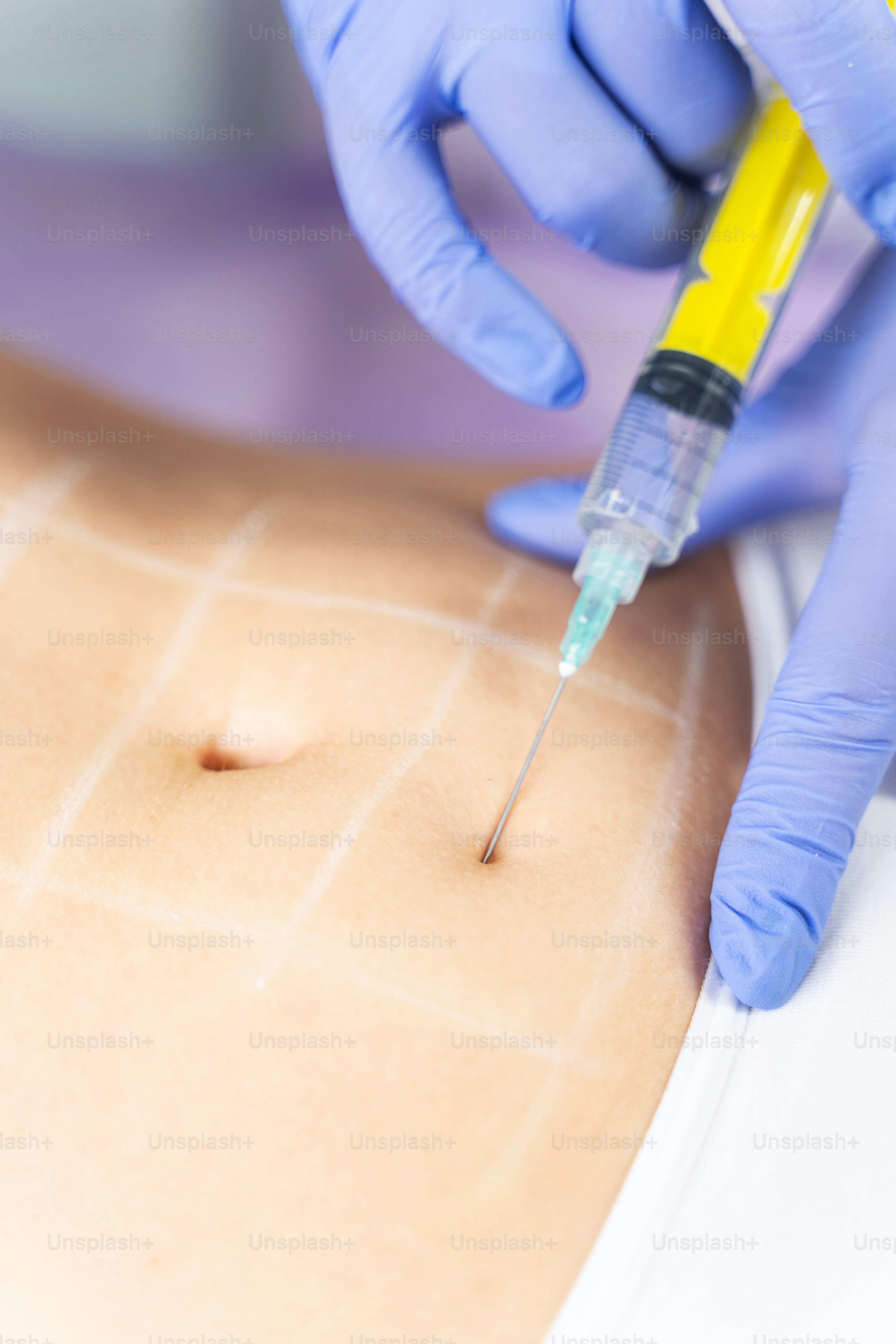 Photo recadrée d’une femme de race blanche recevant une injection sous ...