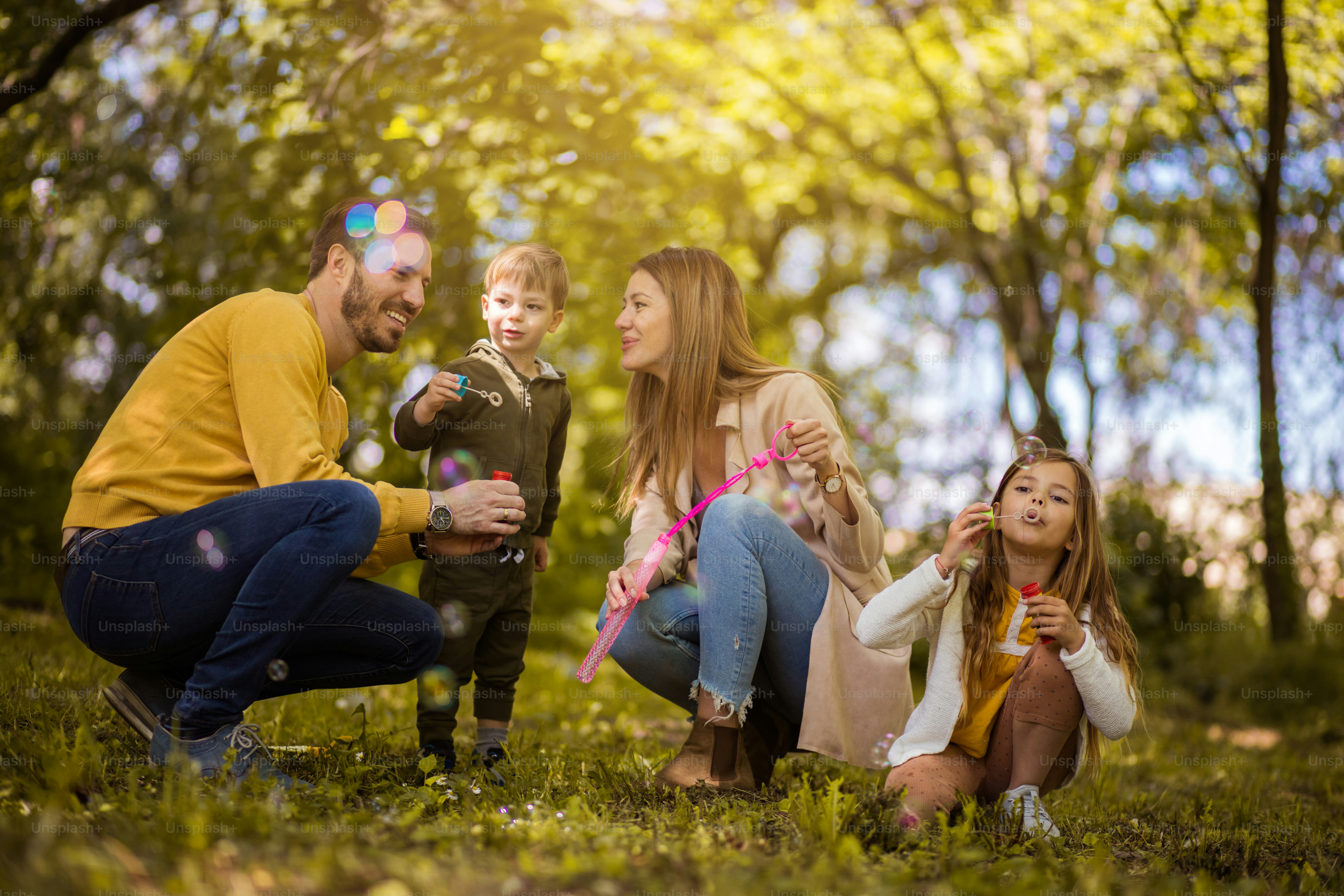 Foto zum Thema Lustiger Tag für unsere Familie. Eltern verbringen Zeit ...