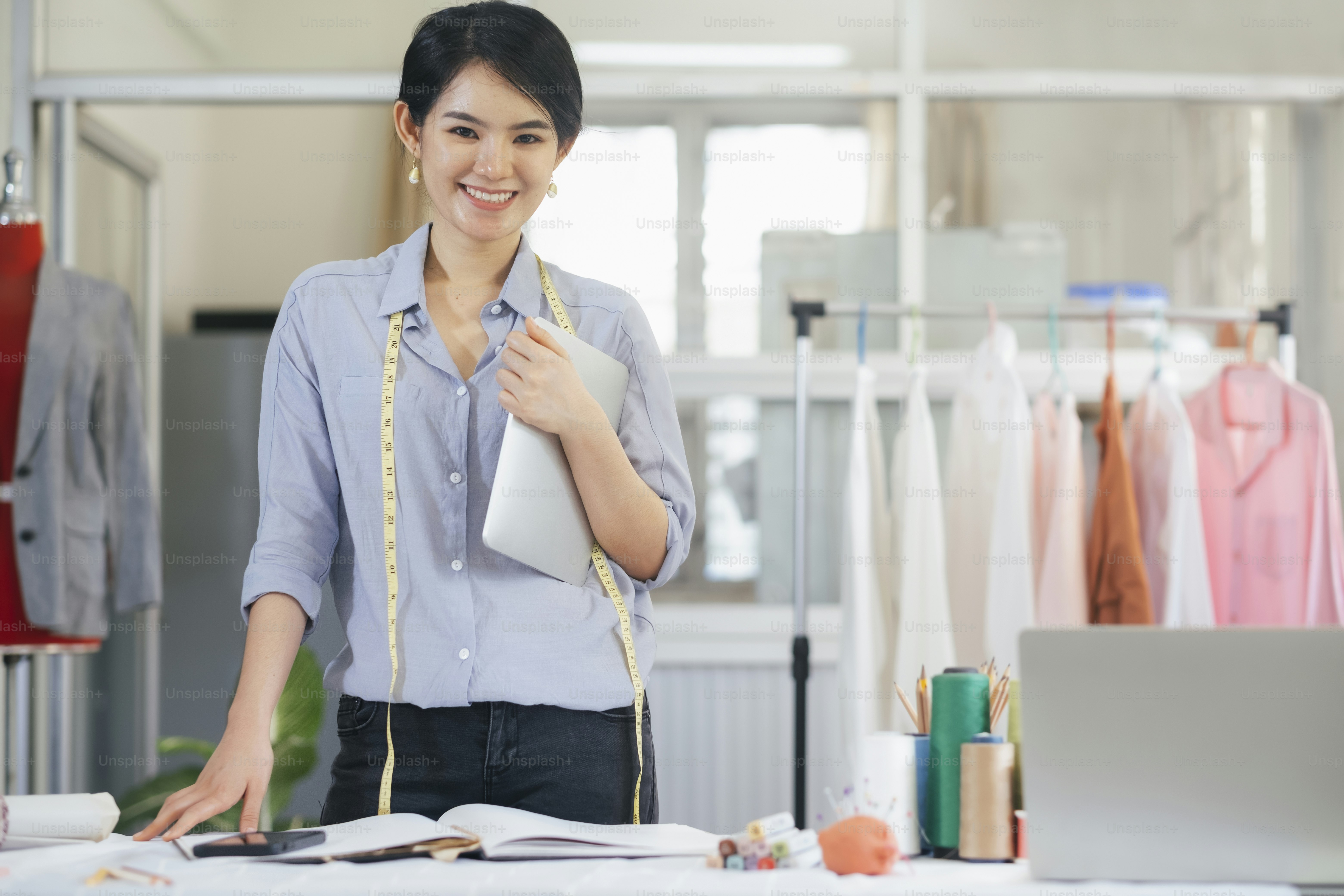 Foto zum Thema Porträt junge Frau Schneider Design Besitzer Shop ...