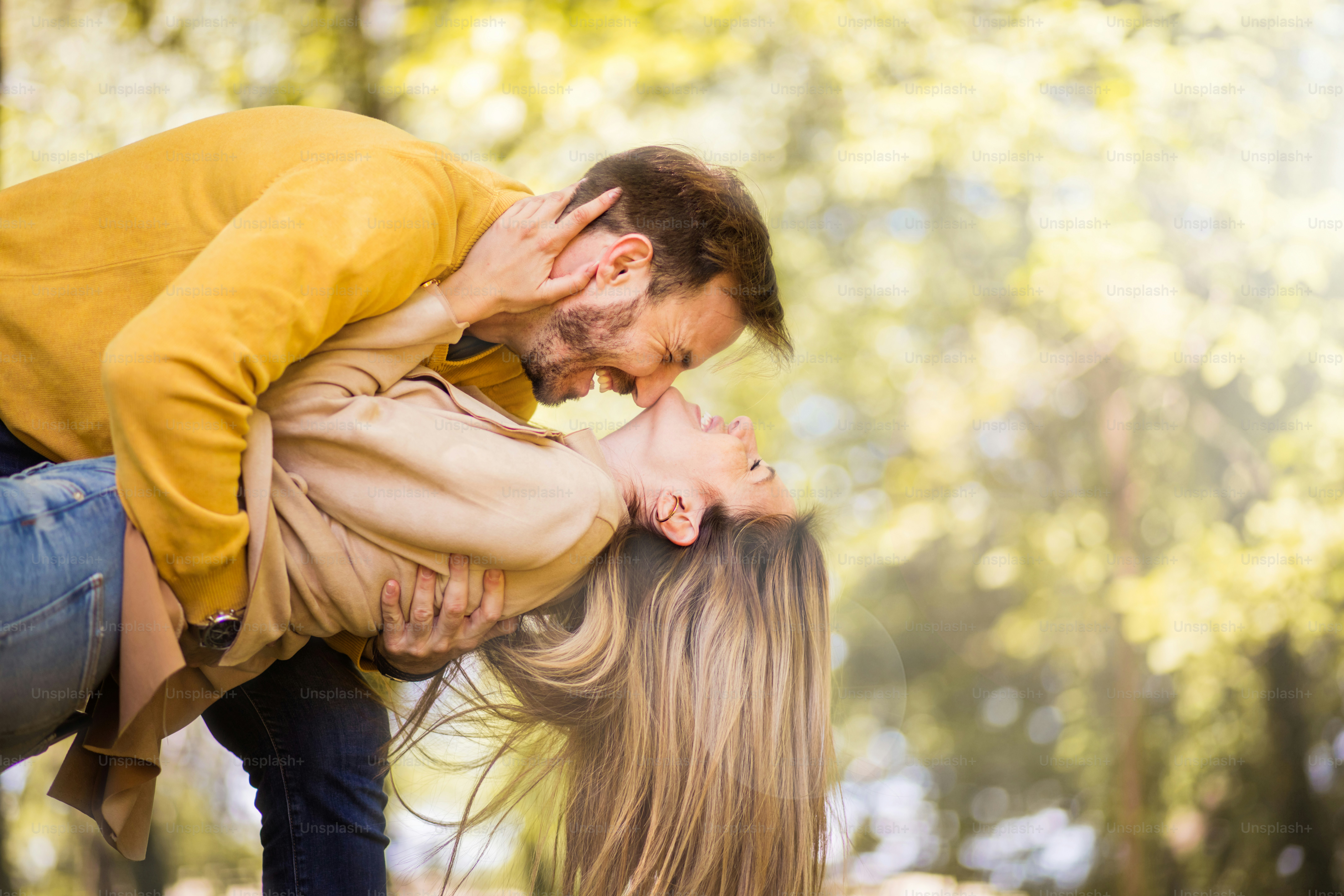 Foto Pasar el día en el amor y la risa. Pareja en la naturaleza ...