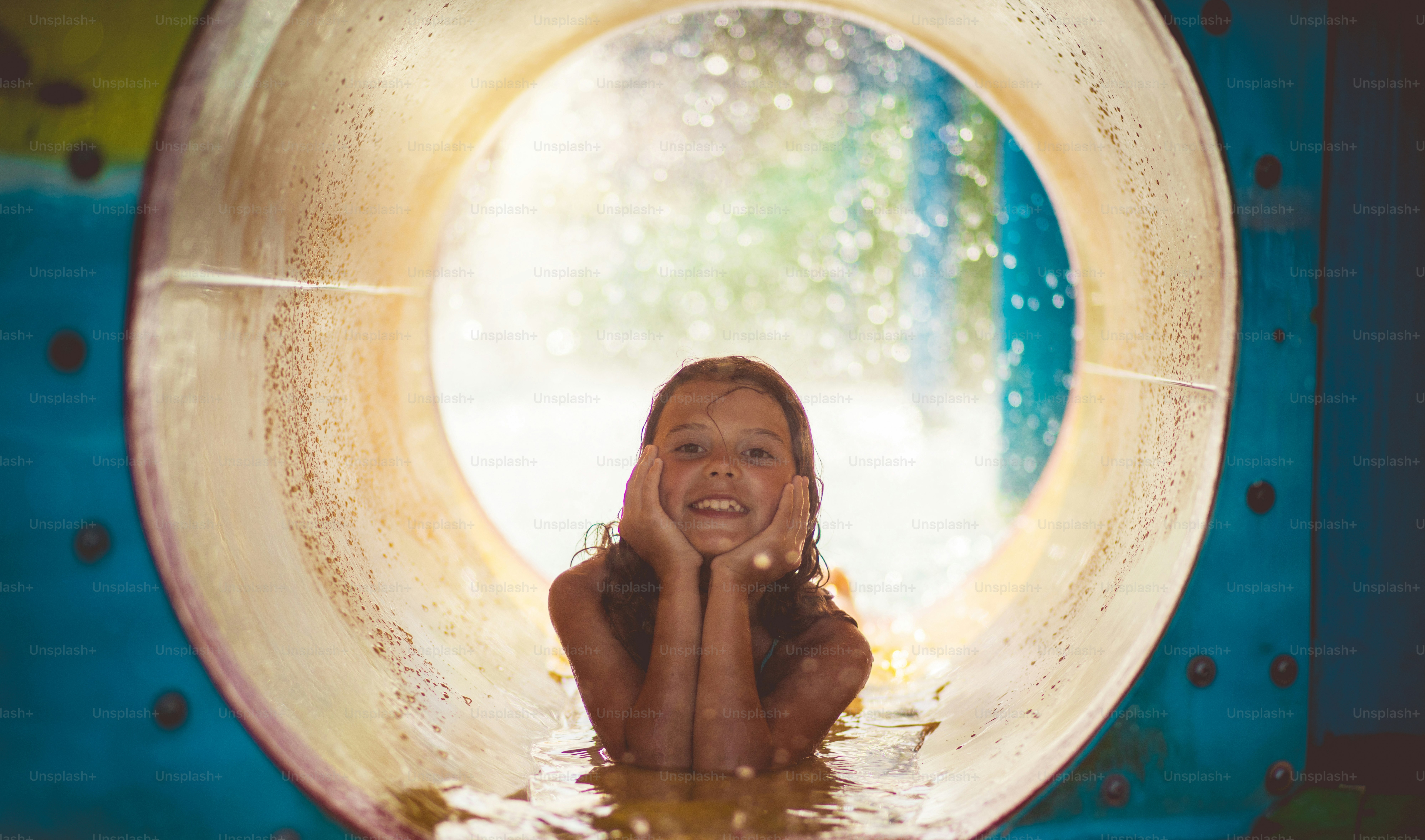Foto Mi estación favorita. Niño divirtiéndose en el tobogán de la ...