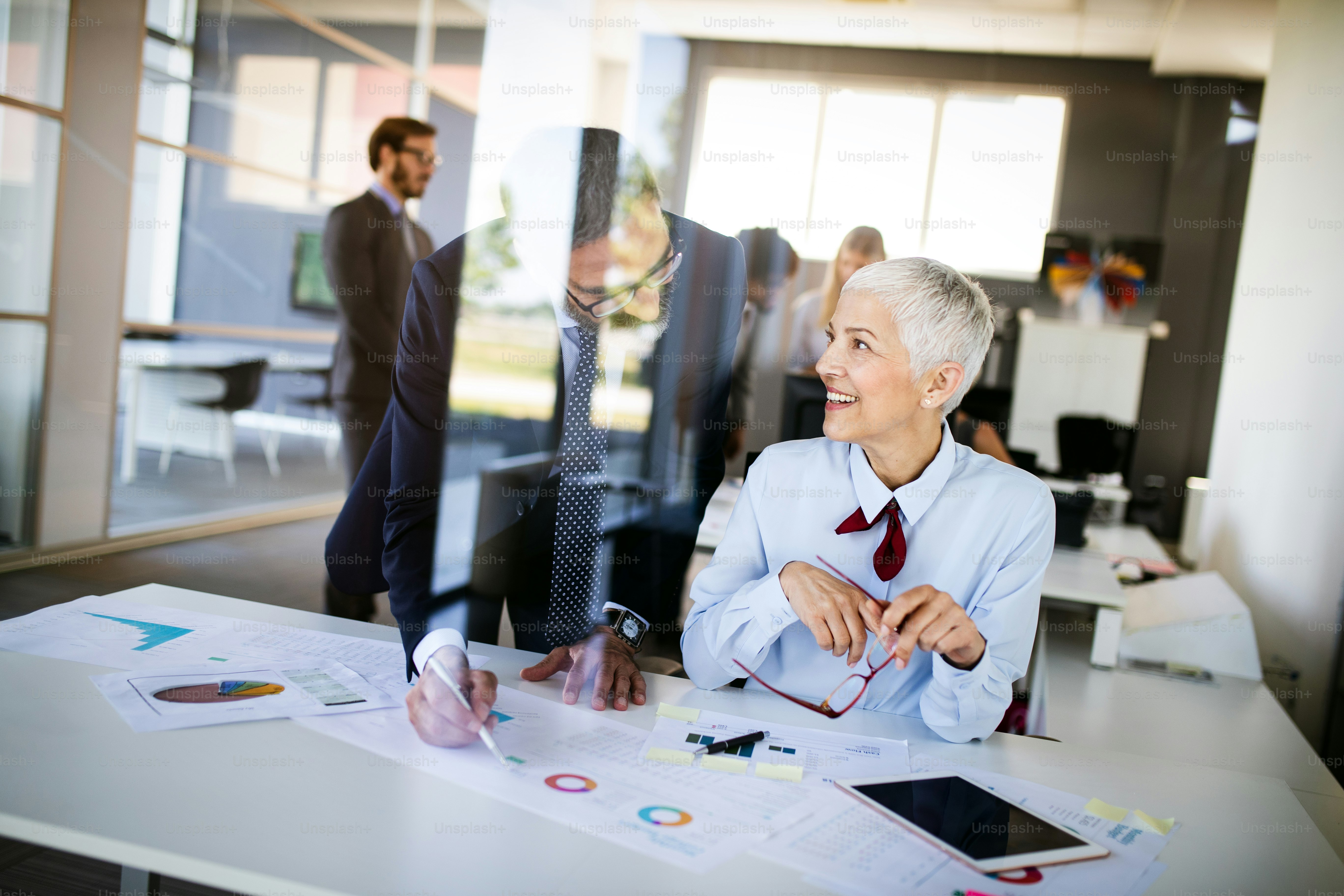 Office Worker Pictures [HQ] | Download Free Images on Unsplash