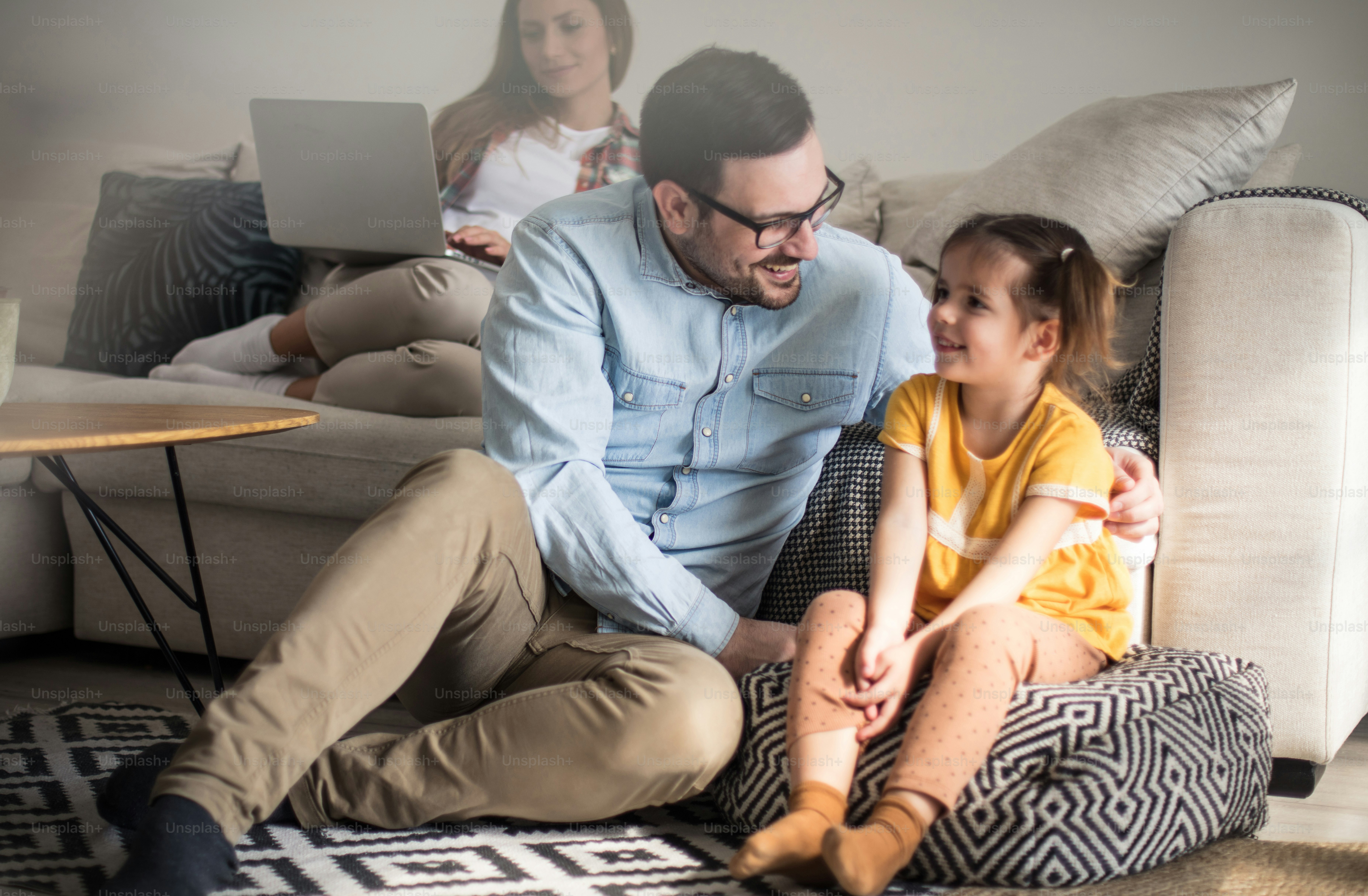 Foto Hora de nós. Pai e filha conversando em casa. – Imagem de Família ...