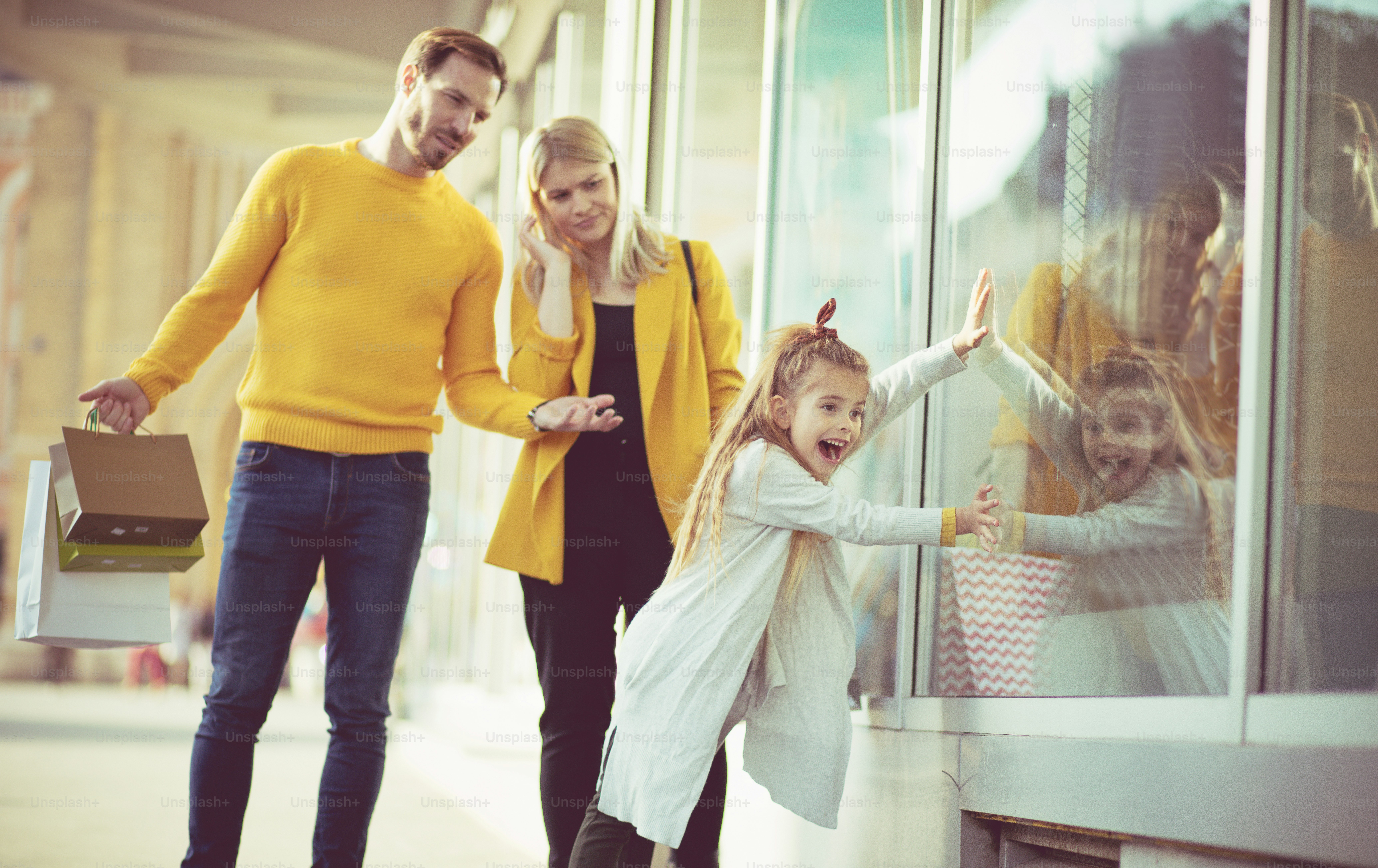 Foto Quiero esta prenda para mí. Compras familiares en la ciudad ...