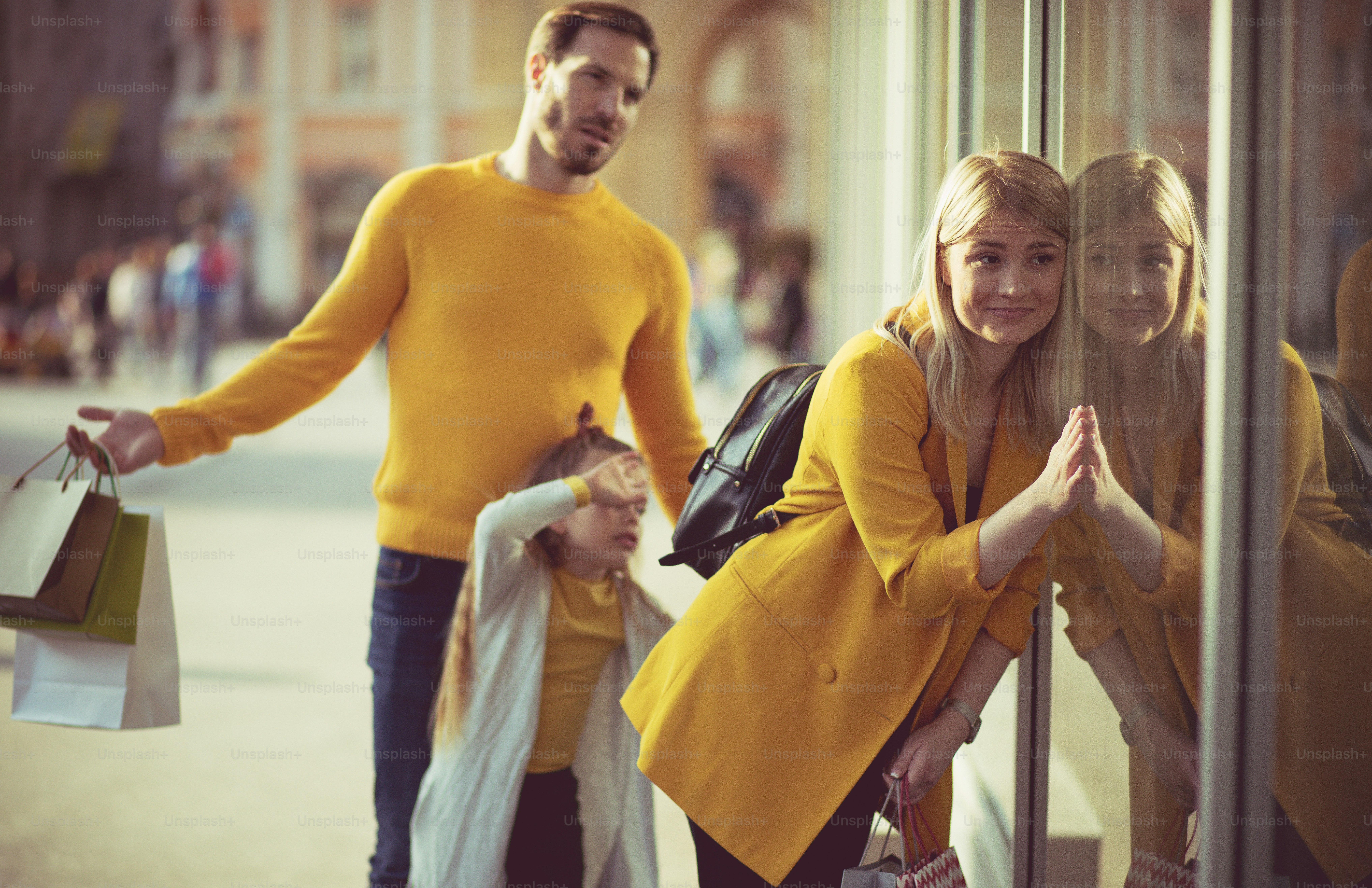 Mom, you have too much clothes, let's go home. Family in the city ...