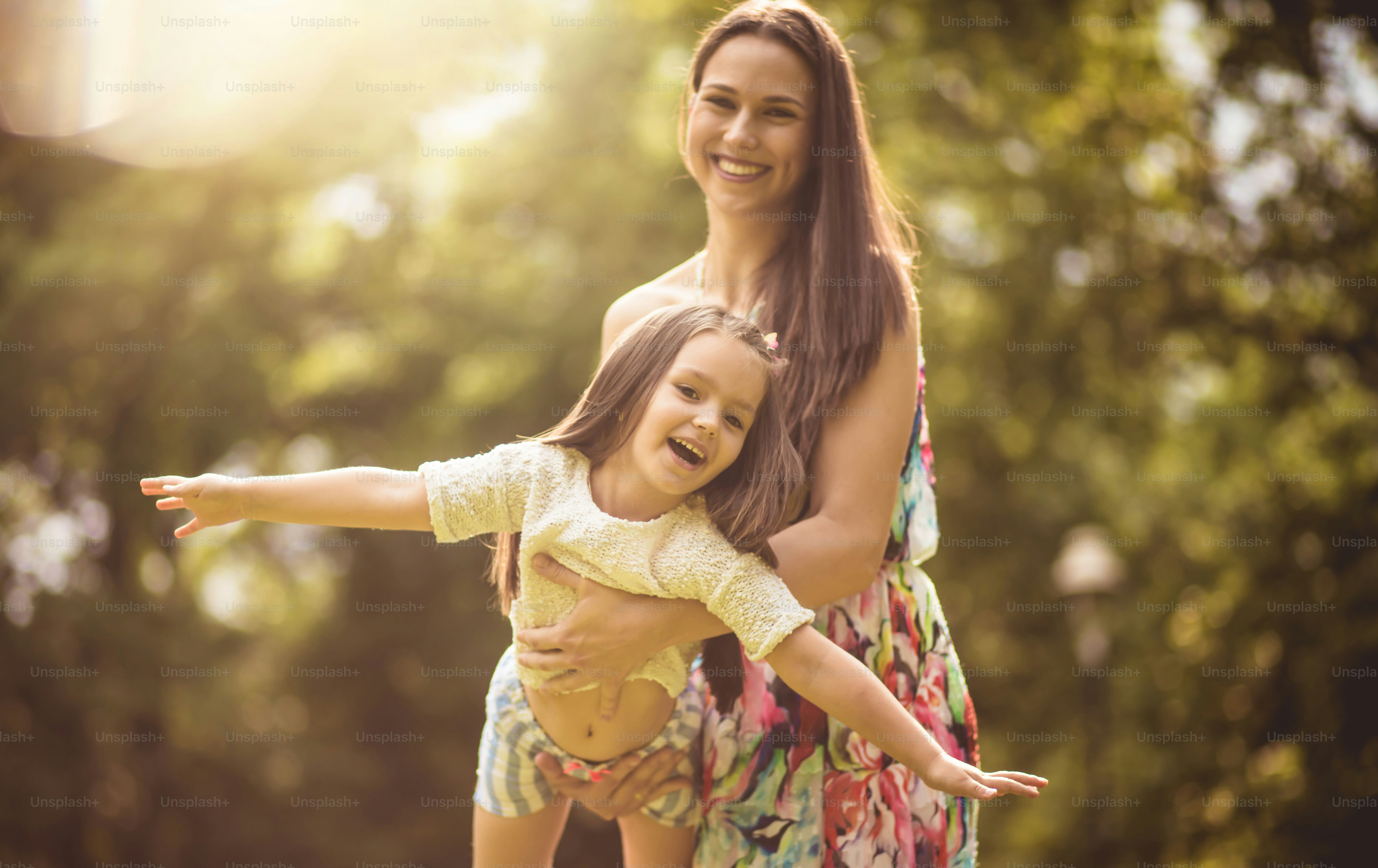 Foto zum Thema Lustiges Wochenende. Mutter und Tochter in der Natur ...