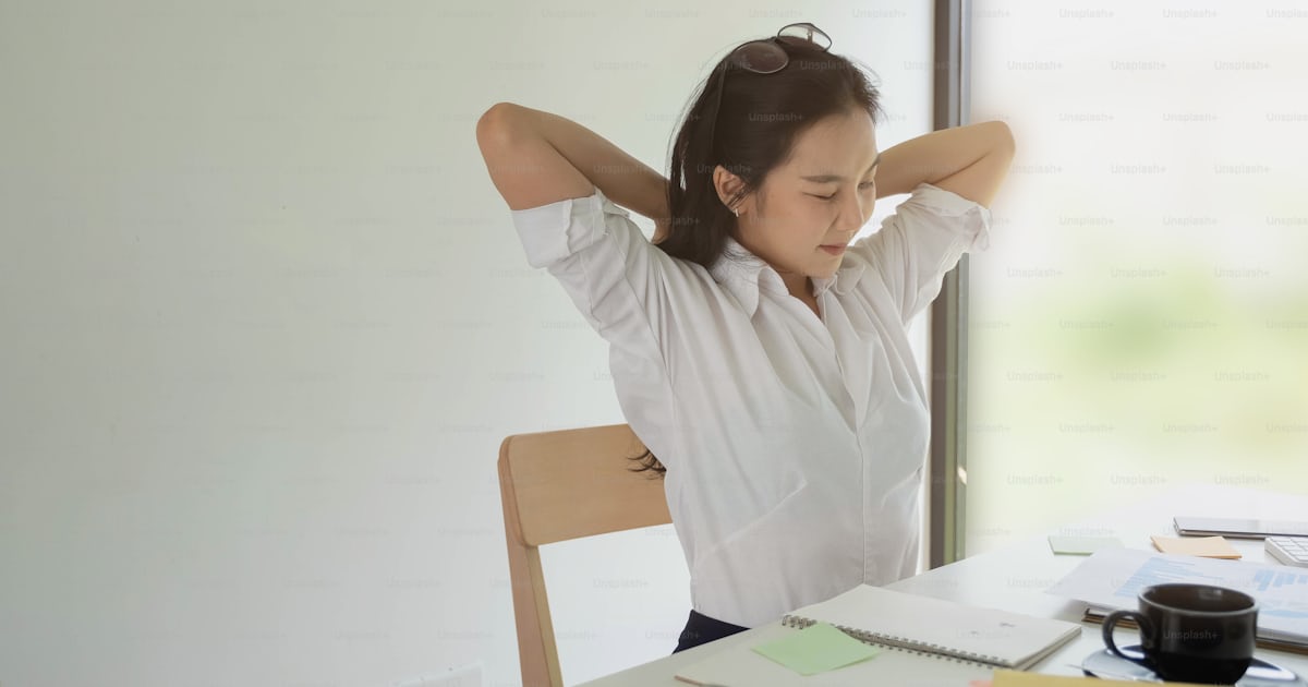사업가는 머리 뒤에서 사무실 손에서 편안하게 휴식을 취하고 행복한 여자는 퇴근 후 만족하며 사무실에서 쉬고 있습니다 사진