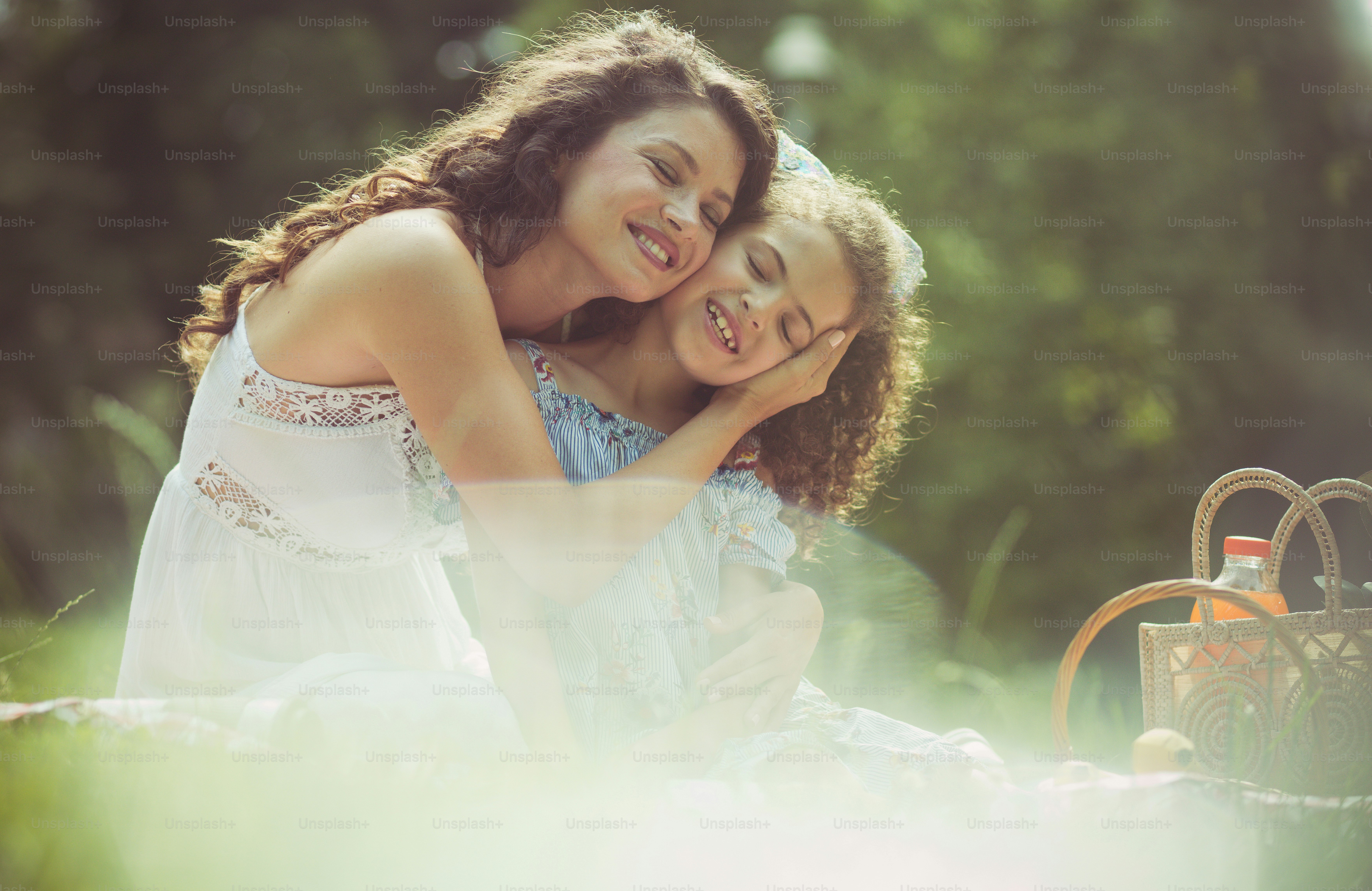 Foto zum Thema Mutter wird immer bei dir sein. Mutter und Tochter in ...