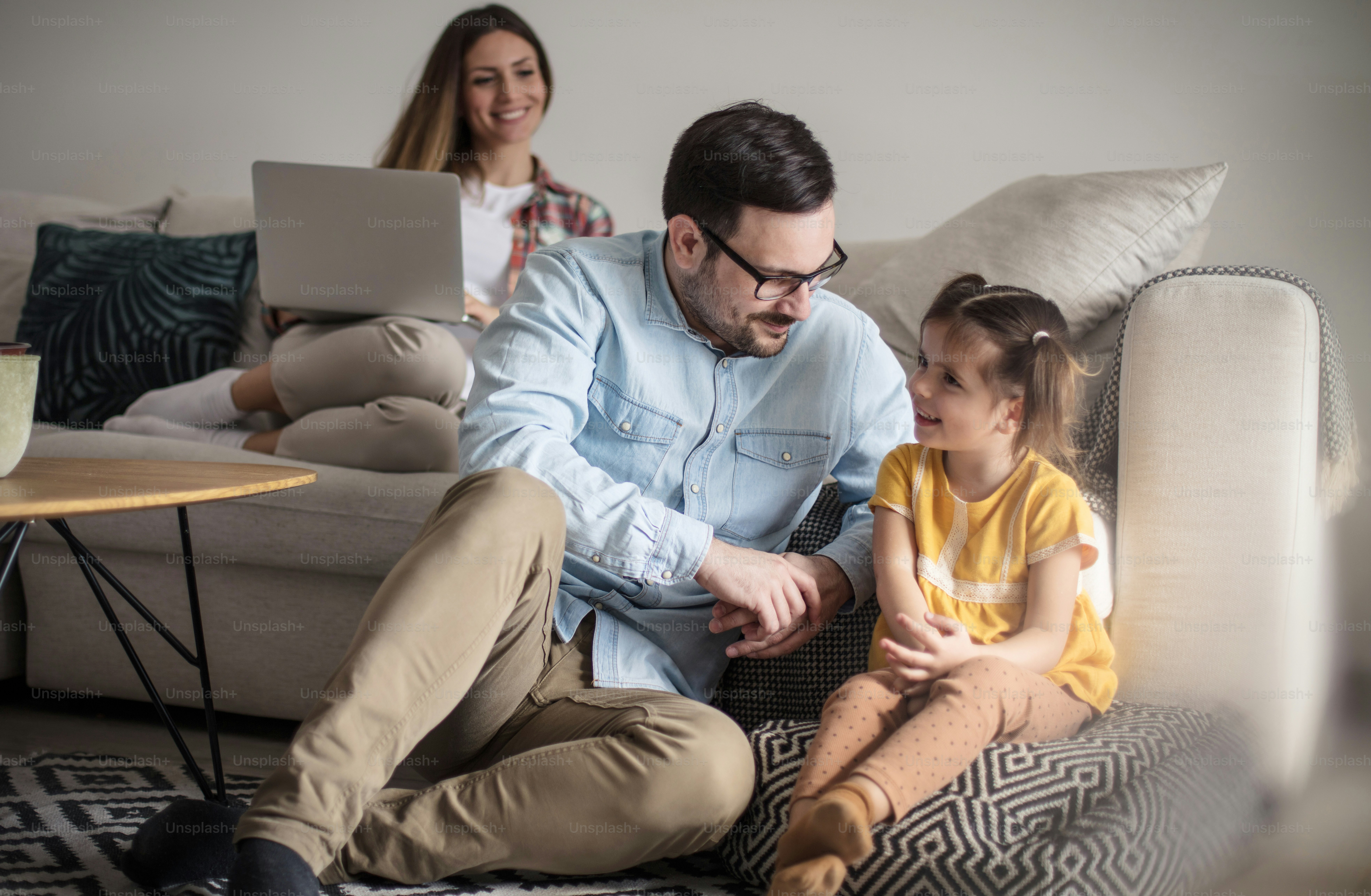 Conversa com o pai. Pai brincando com a filha. Concentre-se em primeiro ...