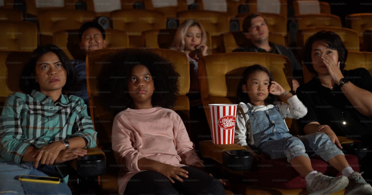 Foto La gente ve la película en el cine del cine. Concepto de actividad ... Foto La gente ve la película en el cine del cine. Concepto de actividad ...