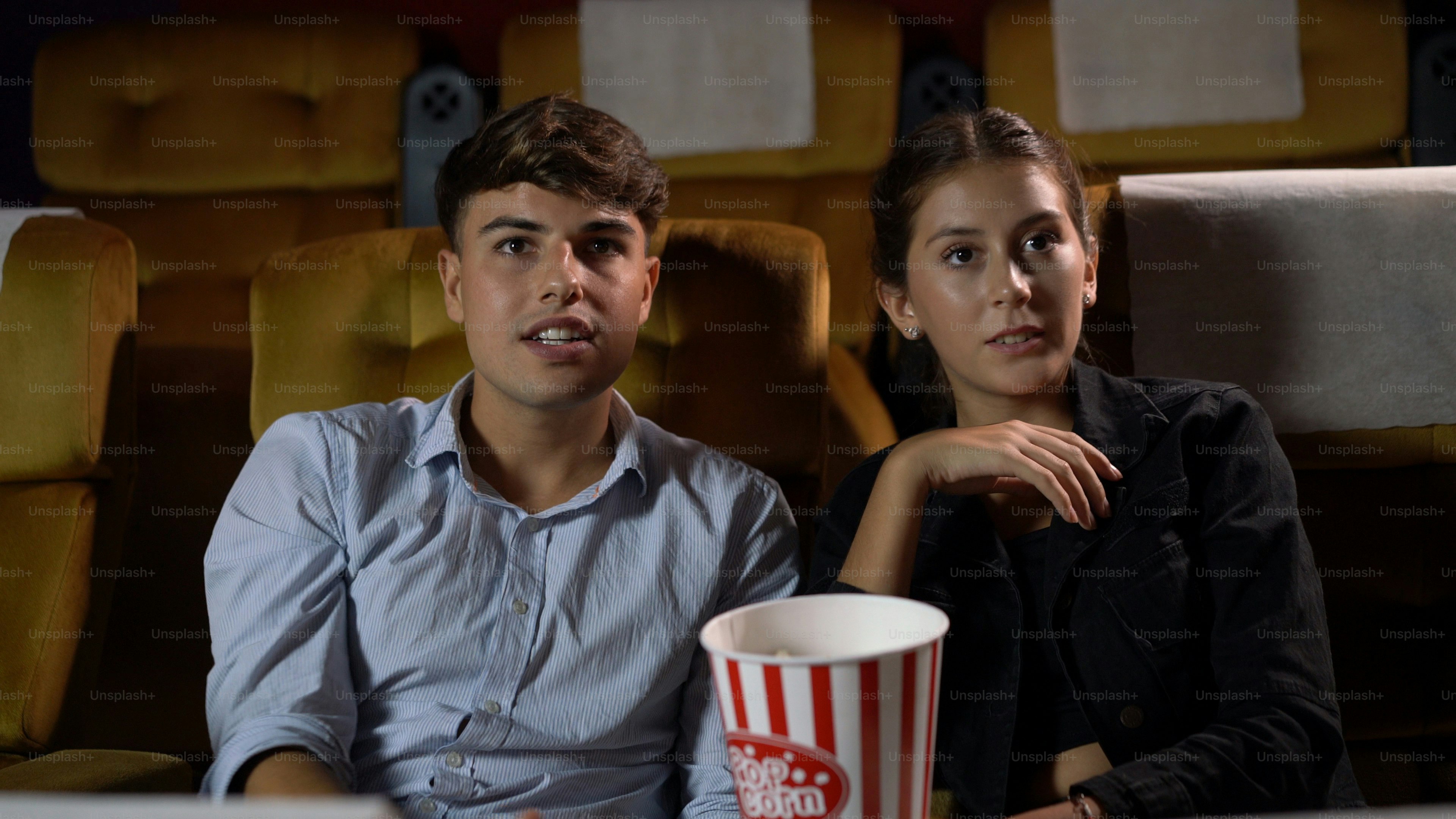 Le public regarde le film dans le cinéma de la salle de cinéma. Concept ...