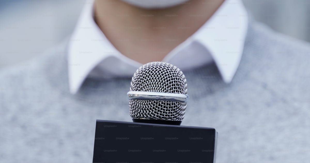 방송 중 예방 마스크를 착용하고 마이크에 대고 말하는 뉴스 기자 사진 Unsplash의 정보 이미지