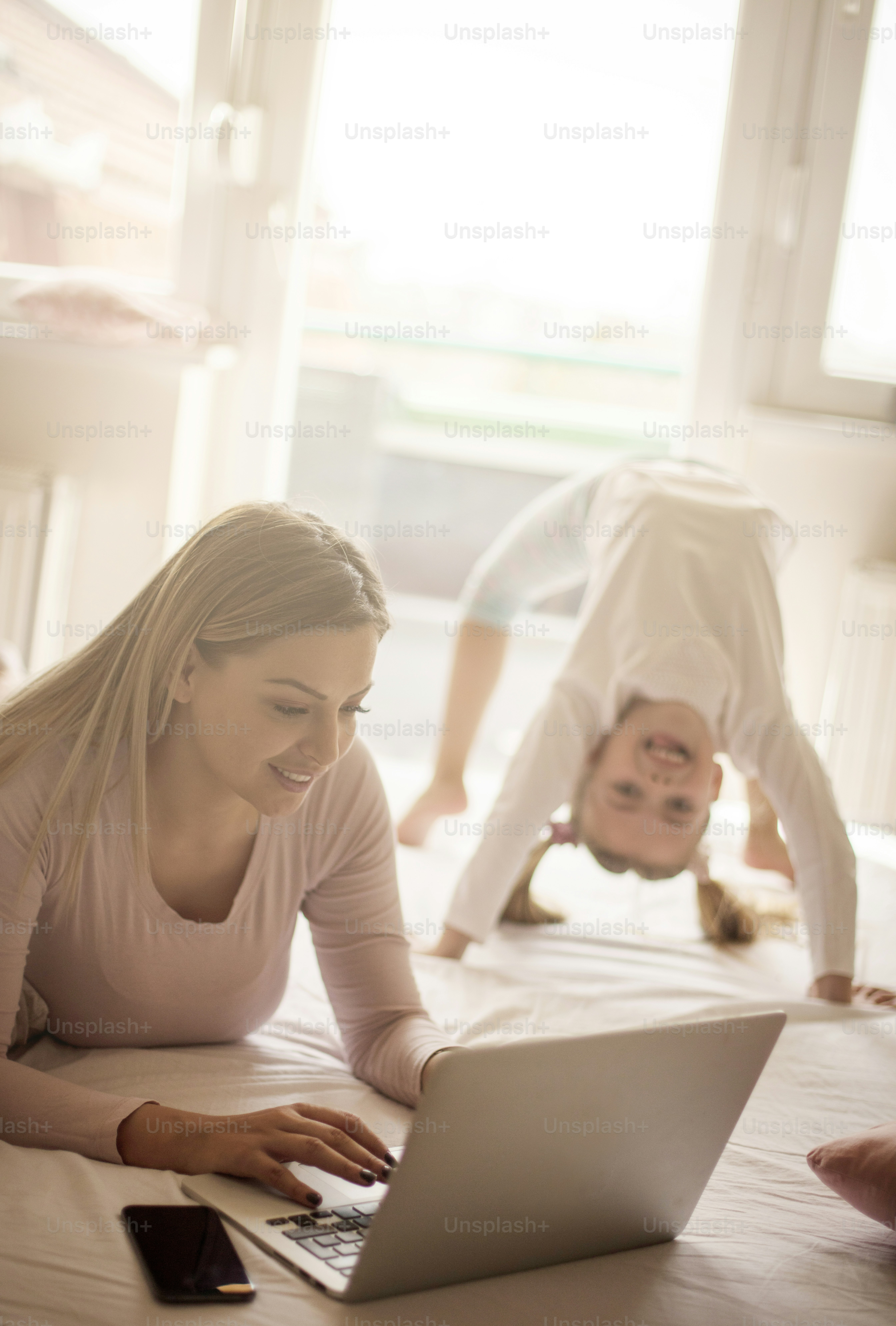 Hey mom. Mother daughter using laptop. photo – Serbia Image on Unsplash