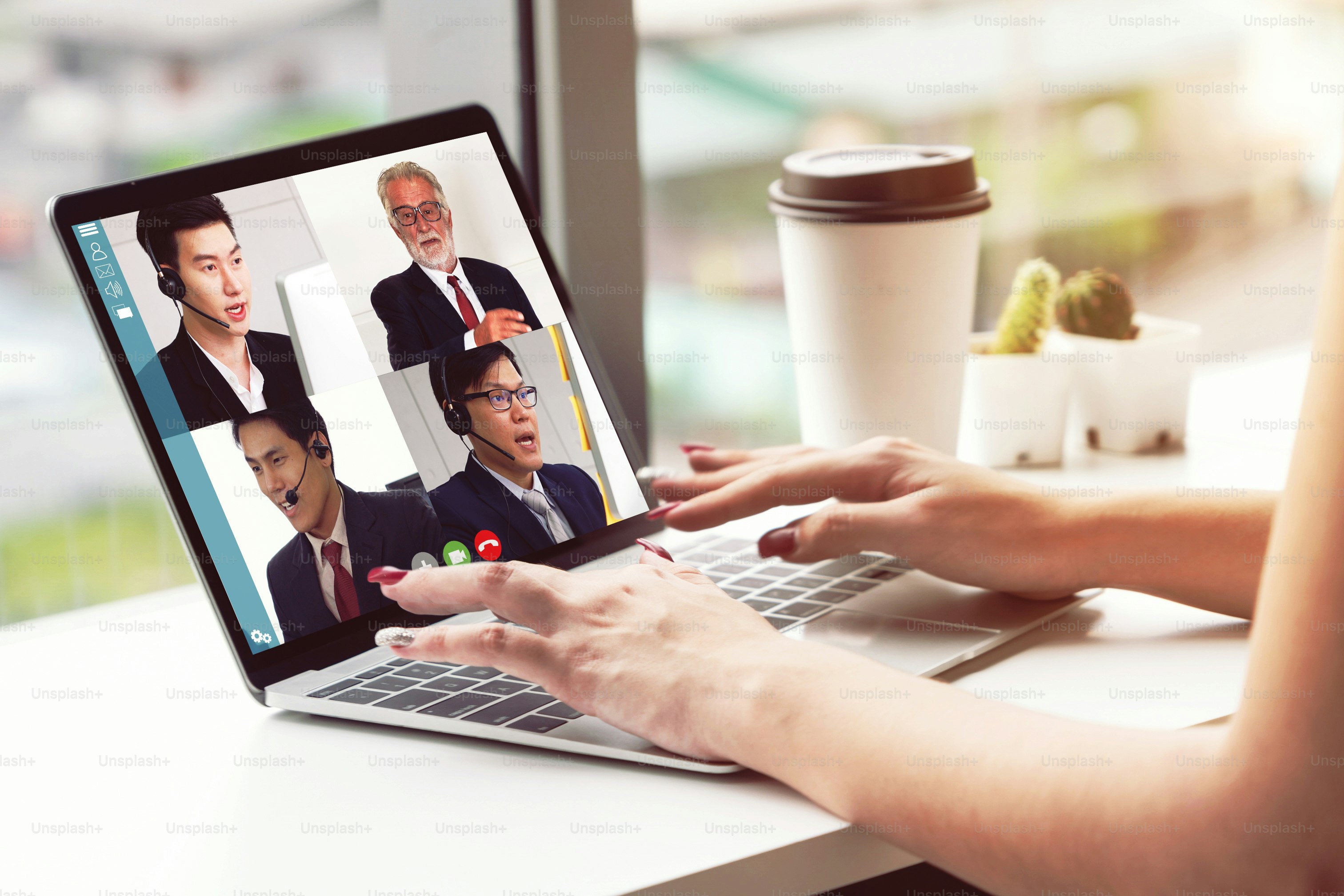 Foto Gente de negocios de videollamadas que se reúnen en un lugar de ...