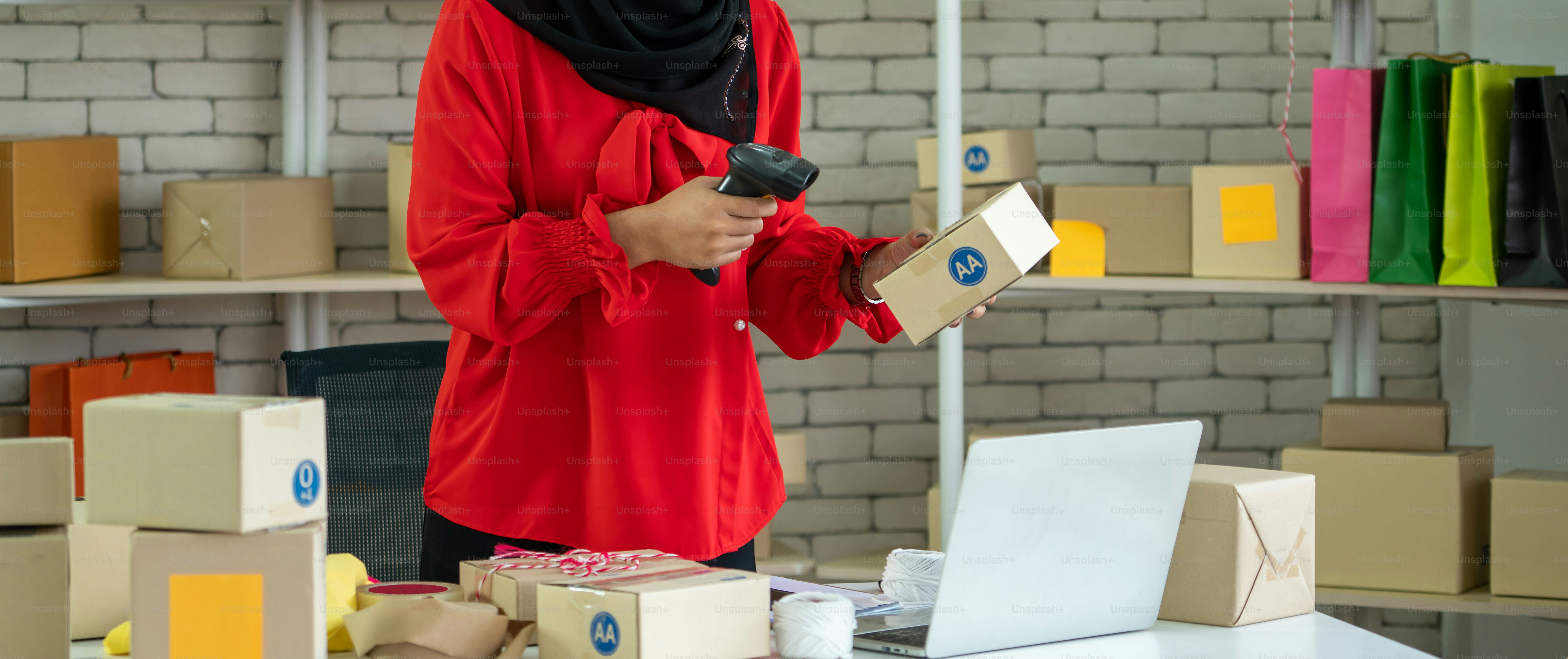 Le vendeur en ligne travaille à domicile et emballe la boîte de ...