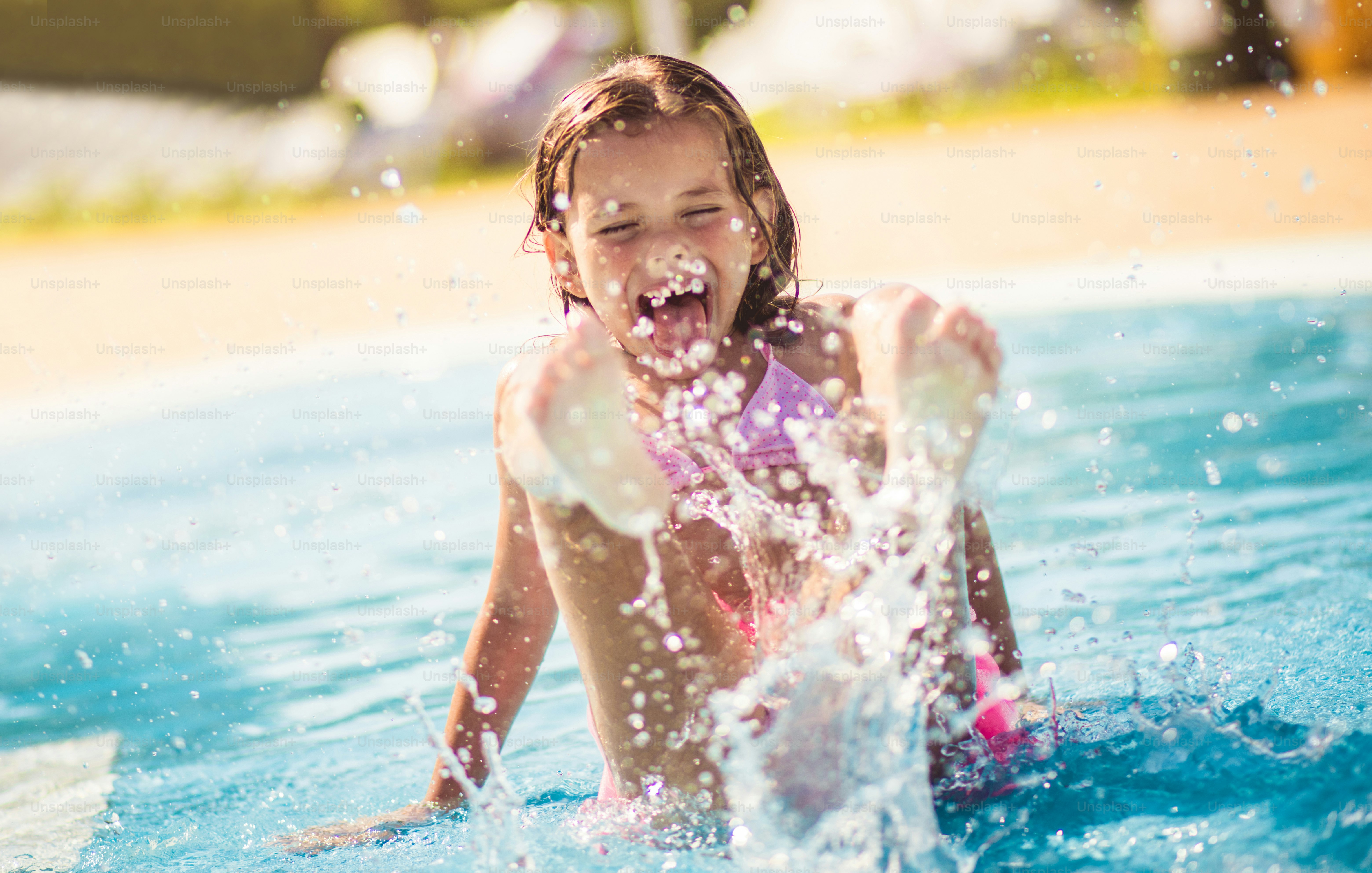 Splashing. Child in the pool. photo – Kids pool Image on Unsplash