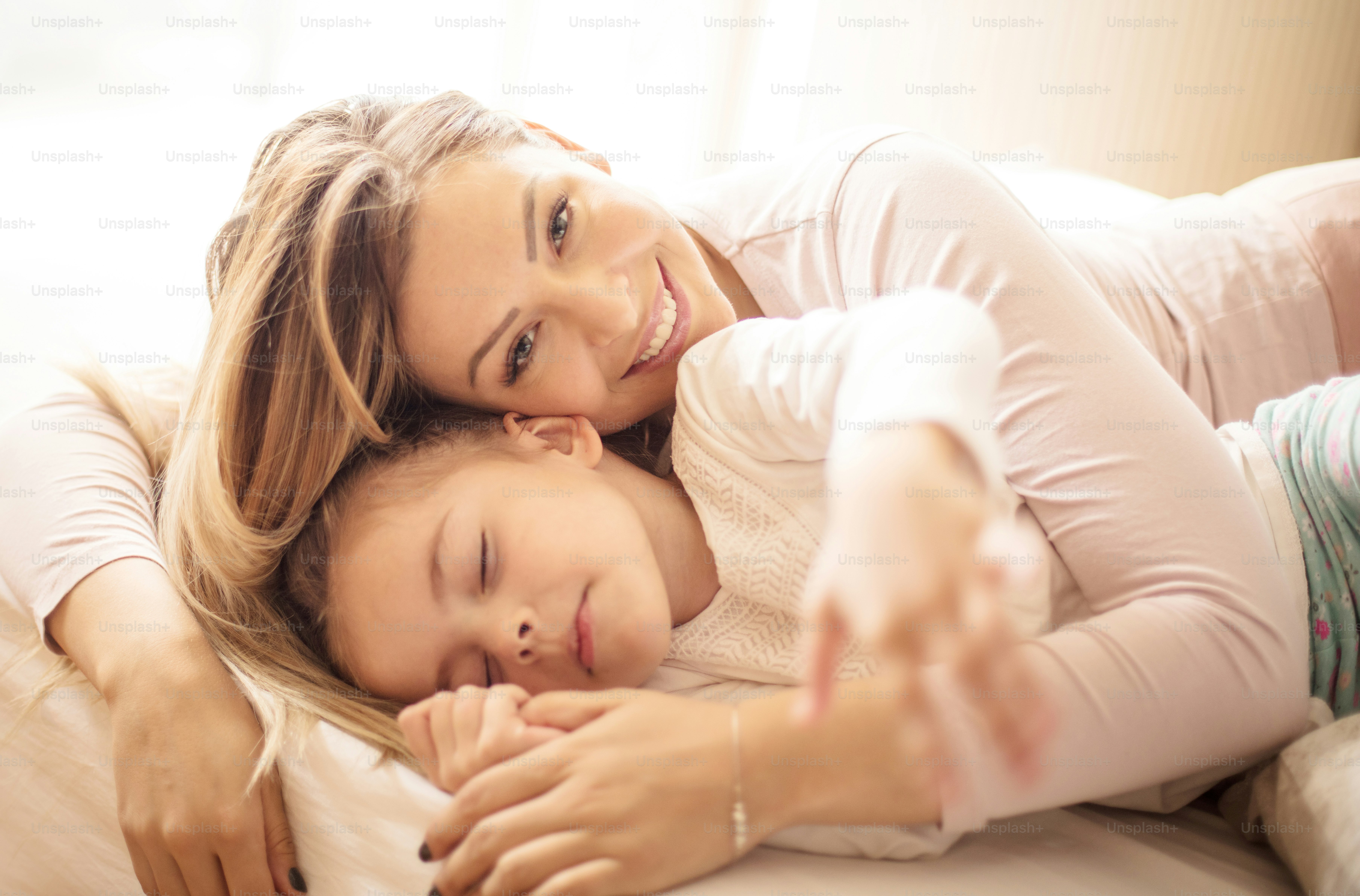 Dulces Sueños Madre E Hija Jugando En La Cama Foto Imagen De Chica