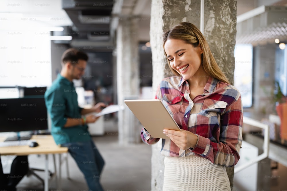 Des gens d’affaires, des designers qui s’amusent et discutent au bureau ... Des gens d’affaires, des designers qui s’amusent et discutent au bureau ...