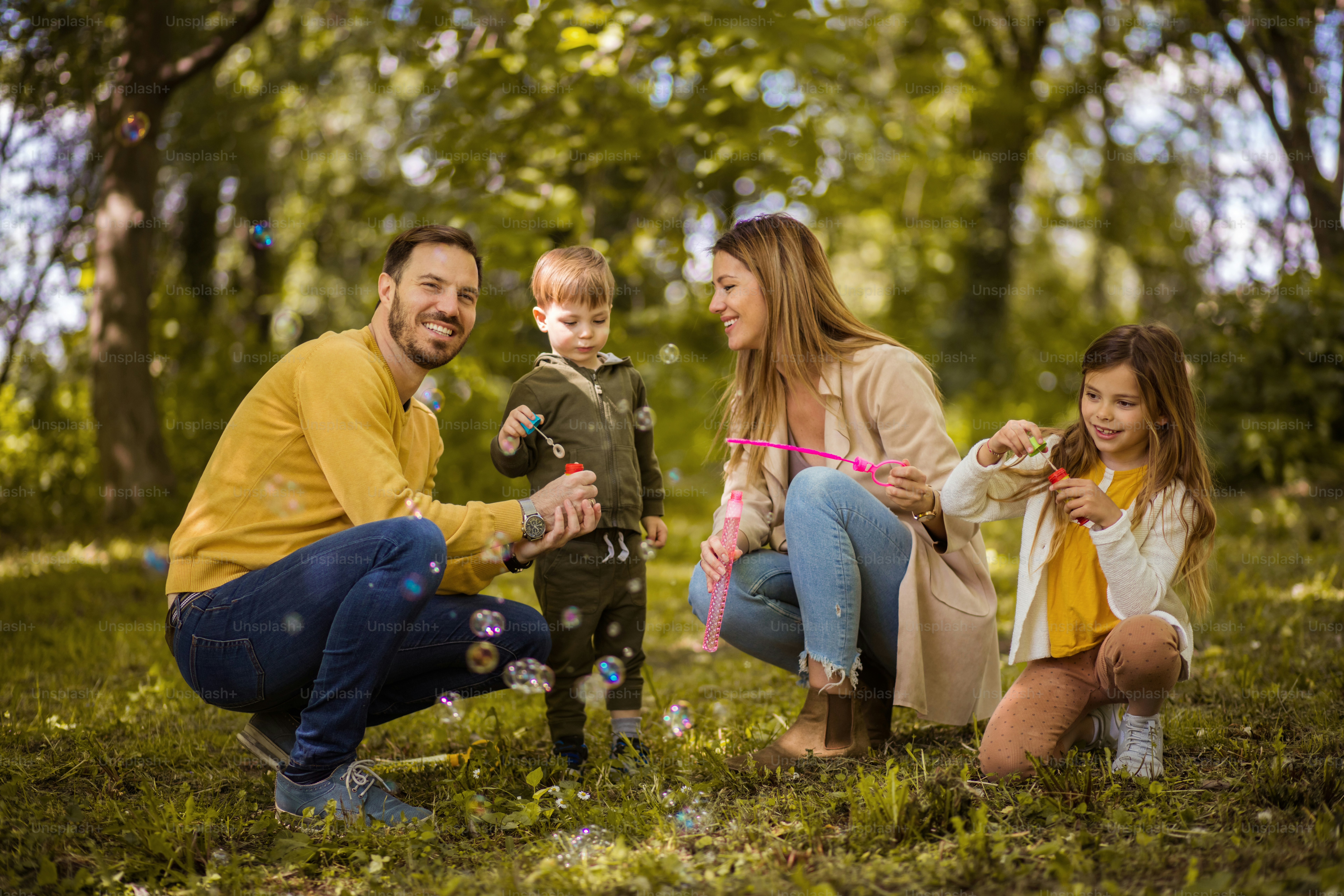 Gardez votre famille proche. Les parents passent du temps avec leur ...