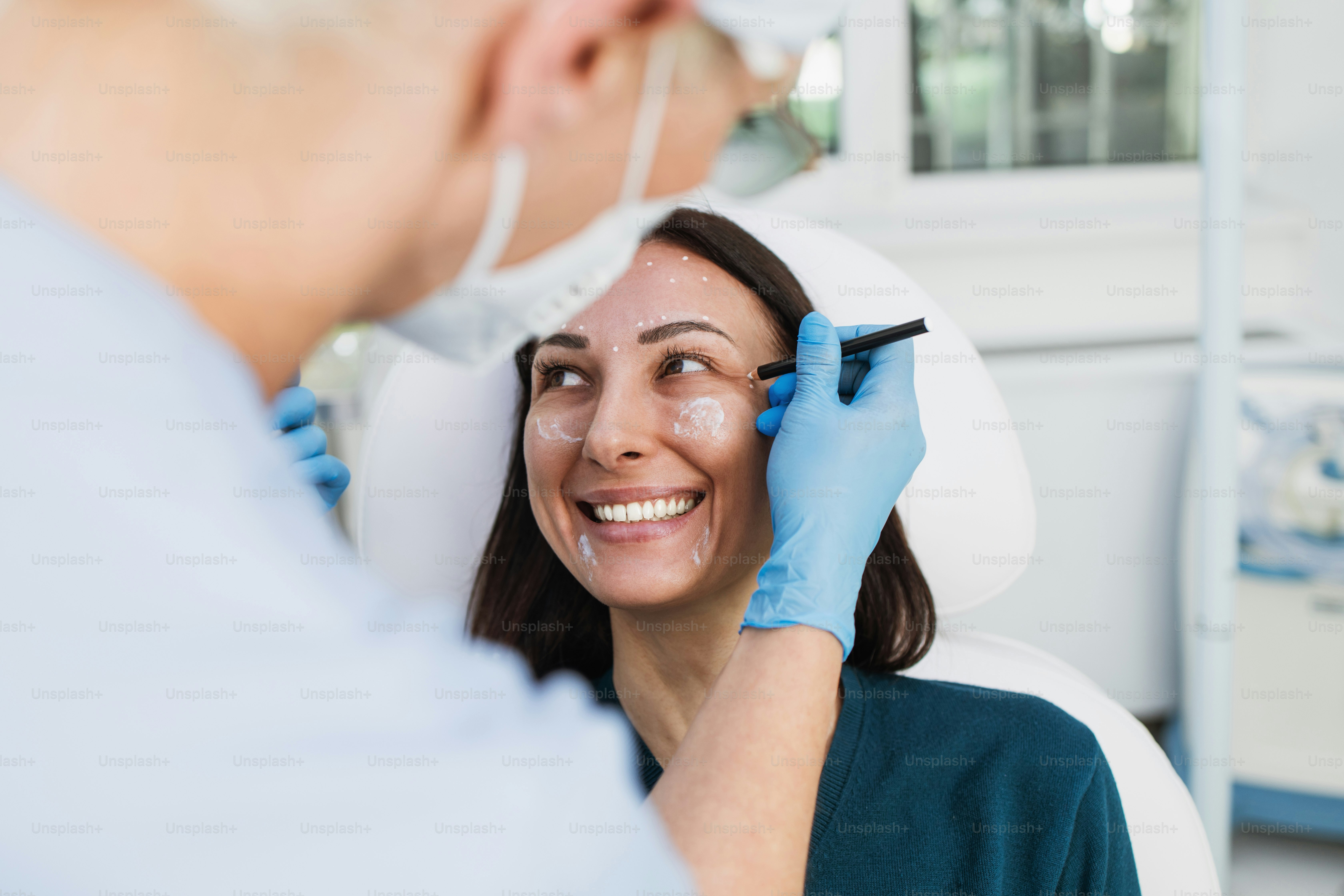 Foto Hermosa paciente joven con líneas de corrección y puntos en la ...