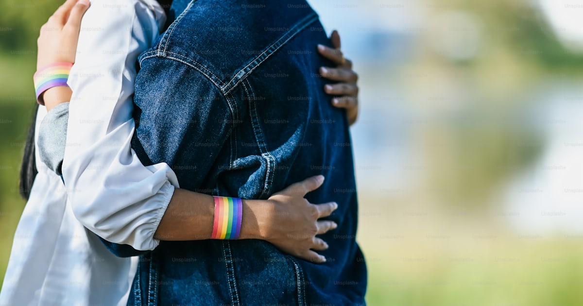 Lgbt 커플의 자른 이미지는 자연 공원에서 함께 휴식을 취하고 있습니다 사진 Unsplash의 데님 이미지