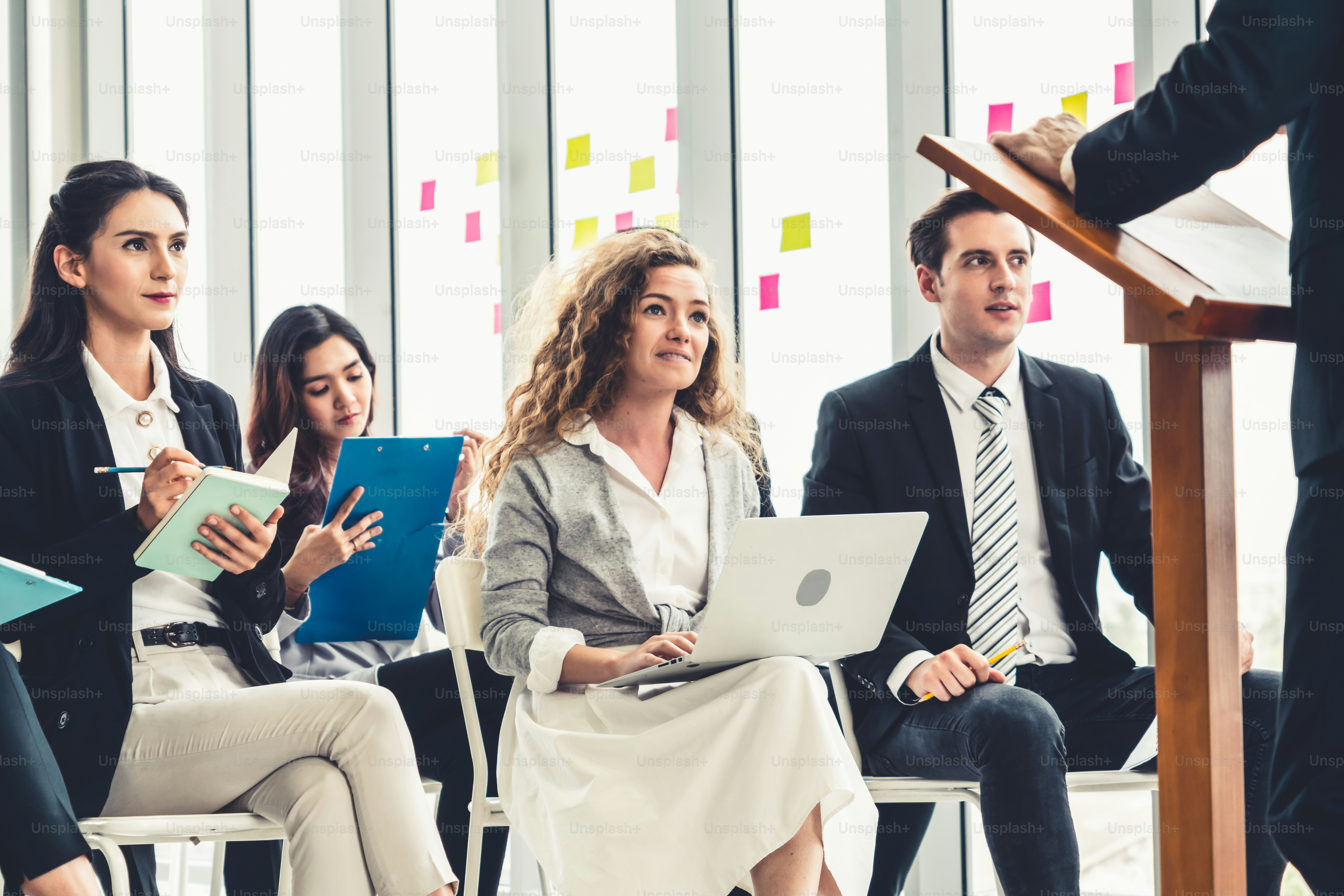 Foto zum Thema Gruppe von Geschäftsleuten, die sich in einer ...