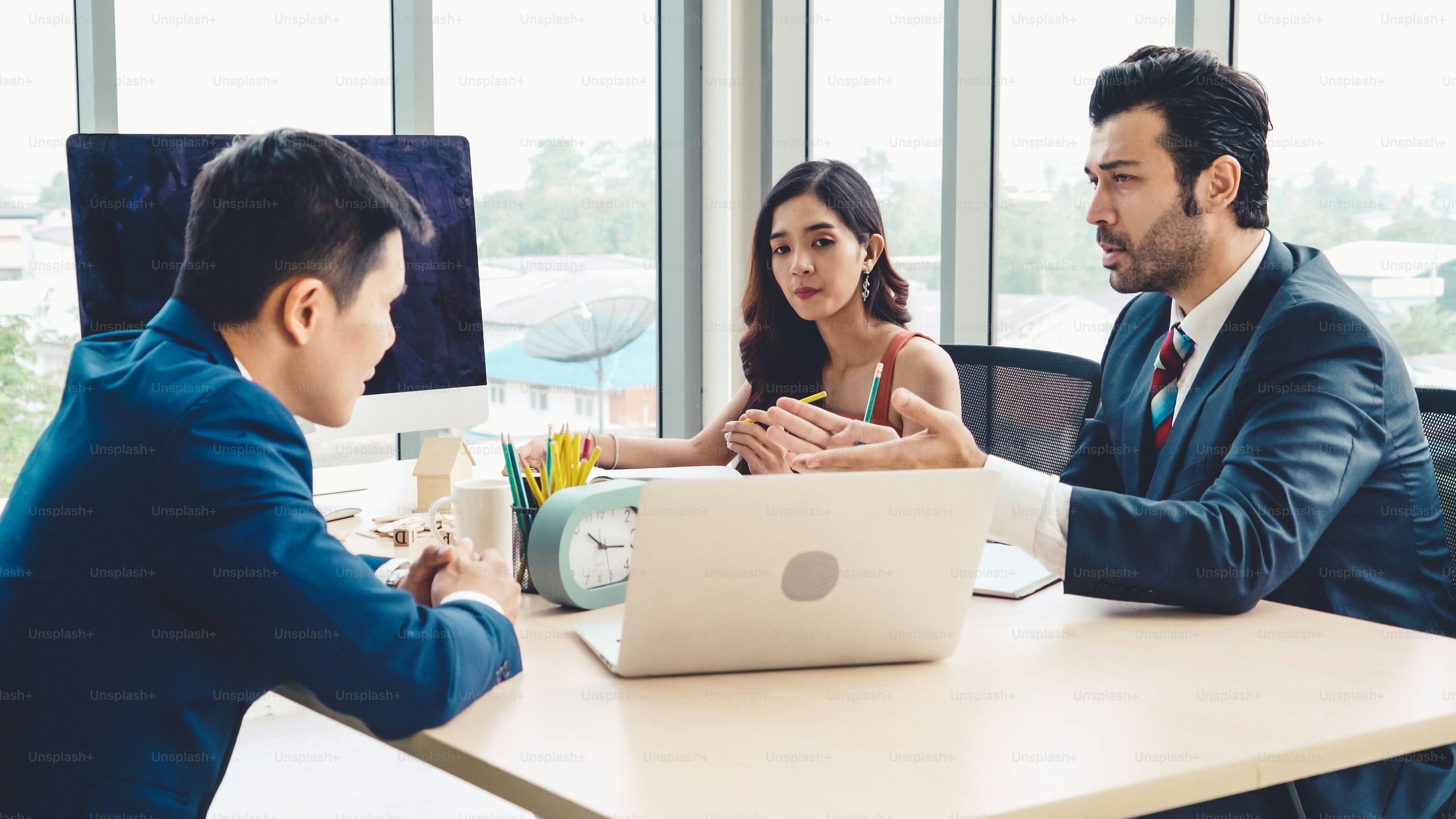 L’homme d’affaires intelligent et la femme d’affaires discutent lors d’une réunion de groupe à ...