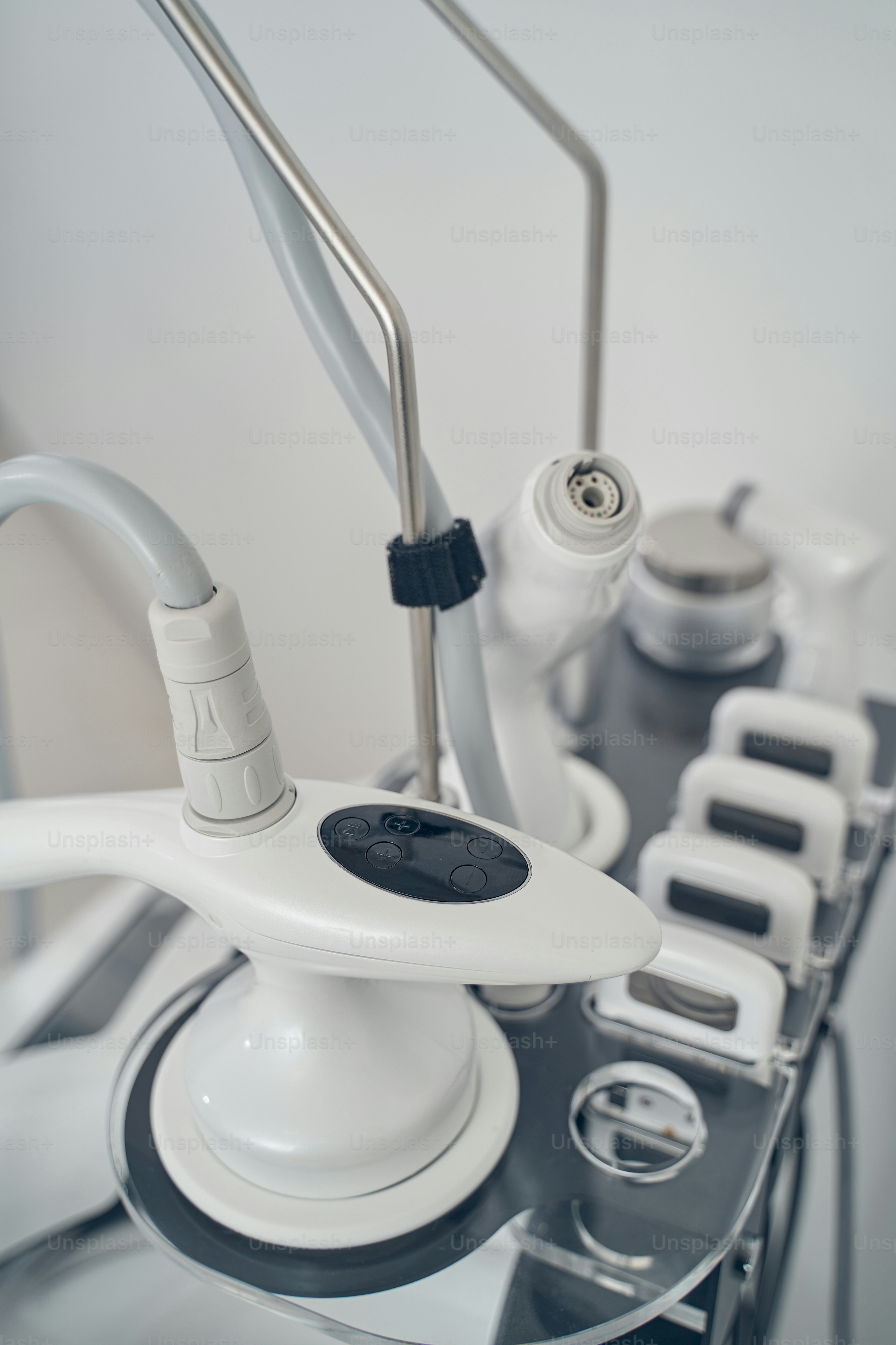 Foto Primer plano de una máquina moderna con piezas de mano para ...