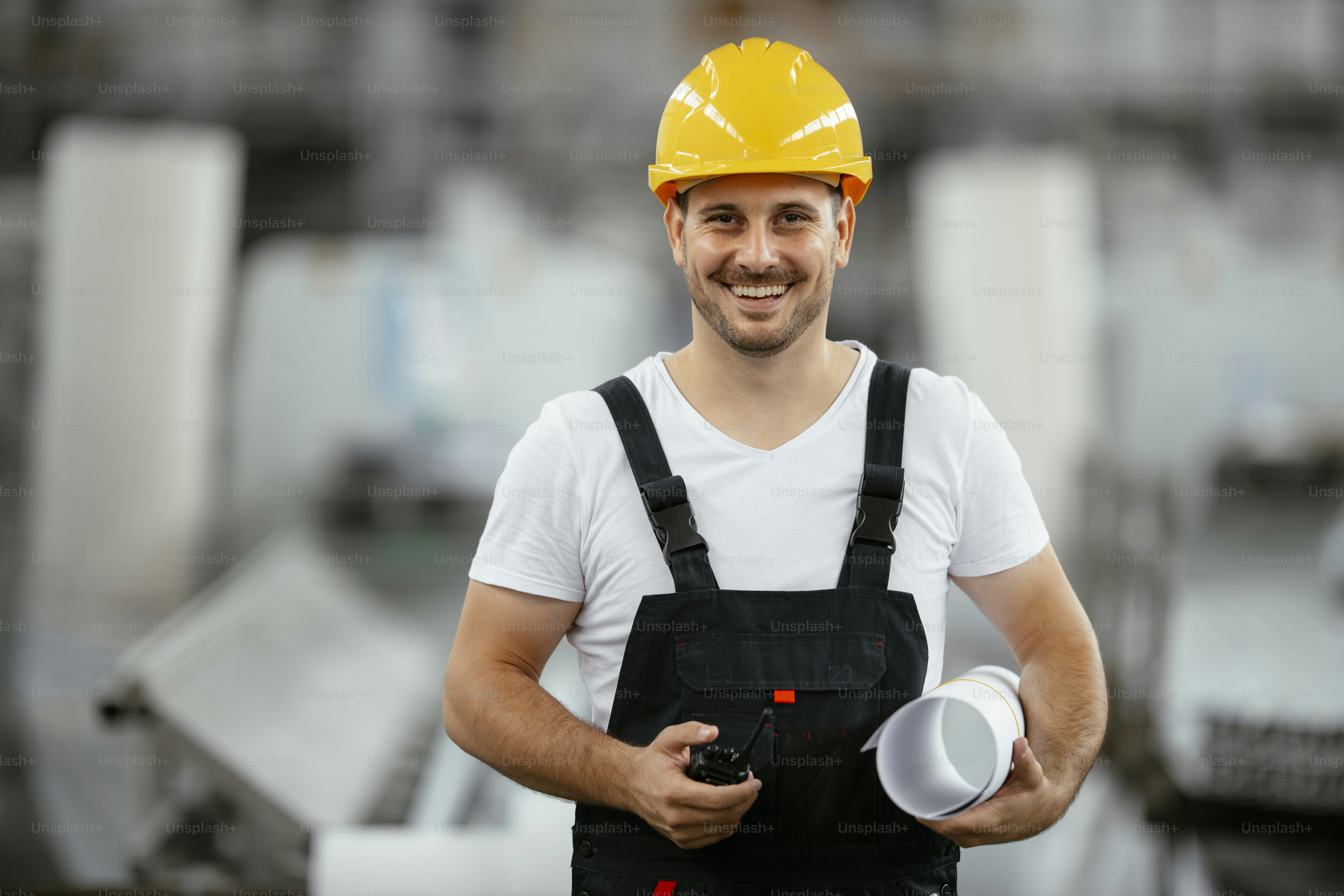 Portrait d’ouvrier d’usine. Jeune bel ouvrier d’usine. photo – Image de ...