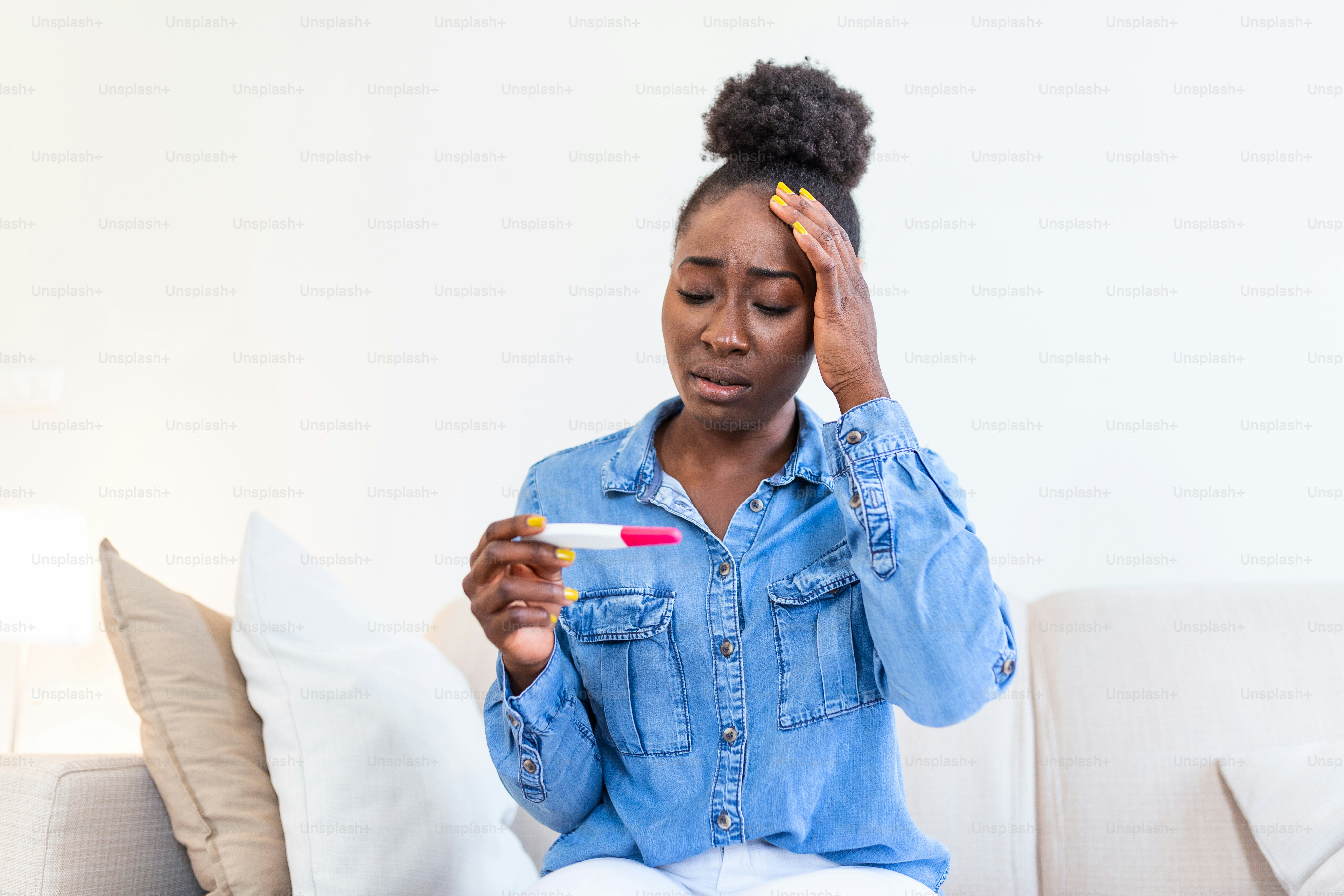 Foto Mujer soltera triste que se queja sosteniendo una prueba de ...