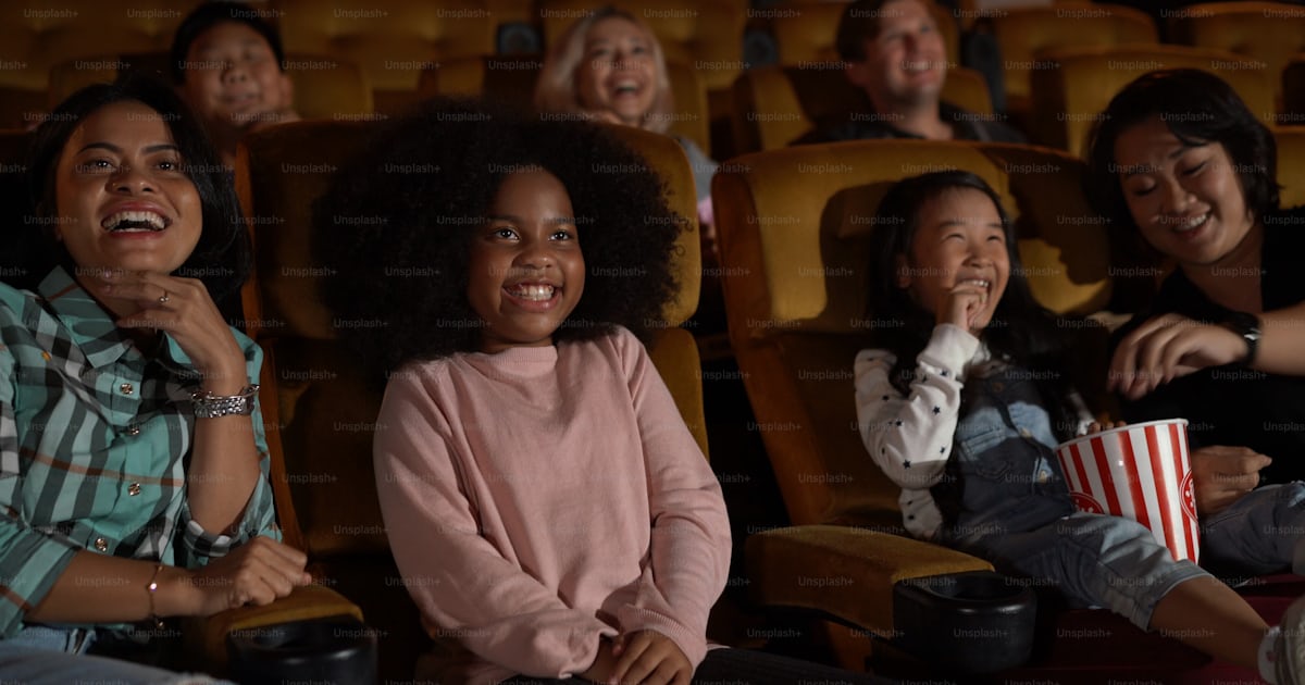 Foto La gente ve la película en el cine del cine. Concepto de actividad ... Foto La gente ve la película en el cine del cine. Concepto de actividad ...