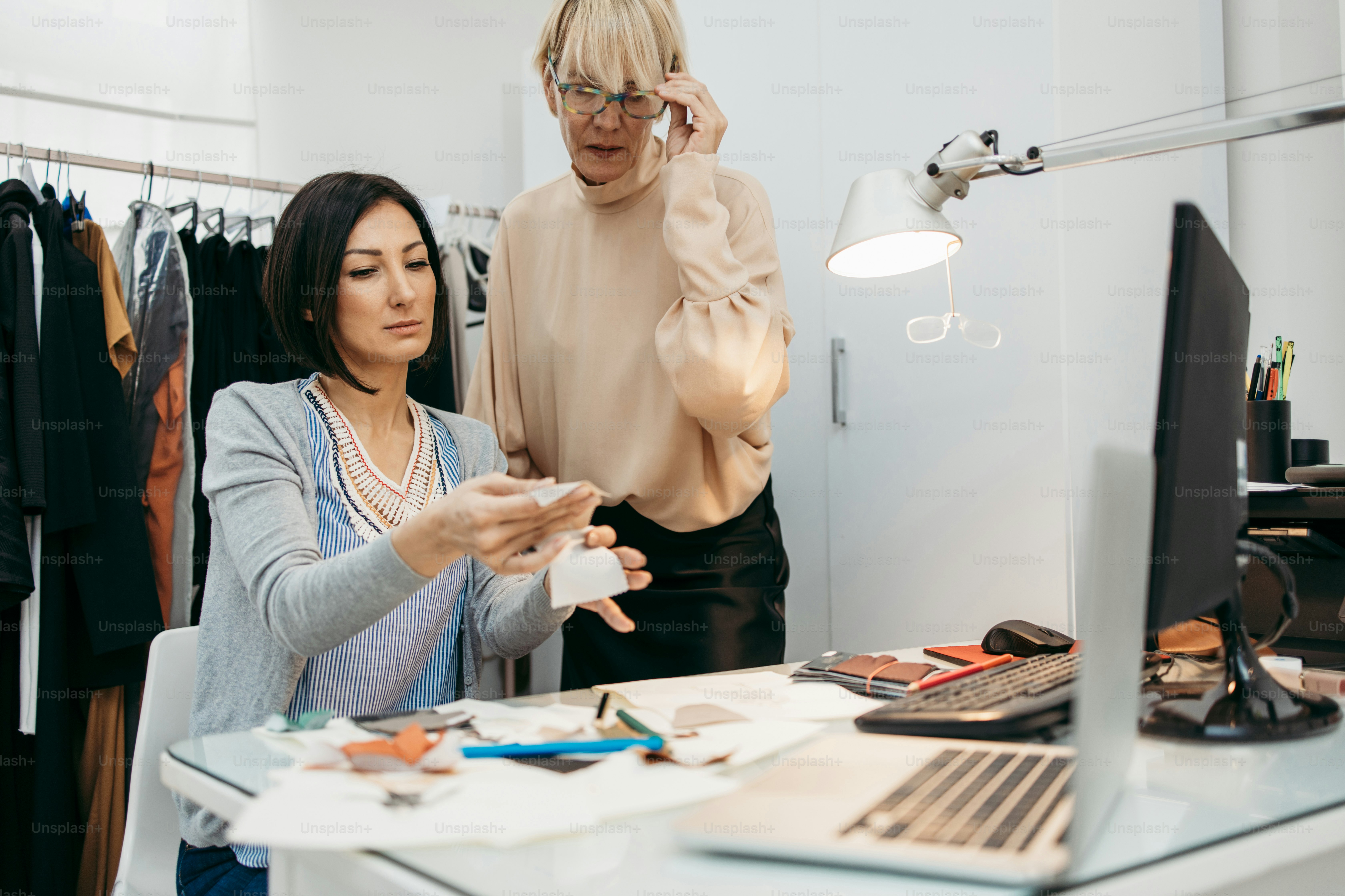 Foto zum Thema Zwei professionelle Designer, die im Modestudio arbeiten ...