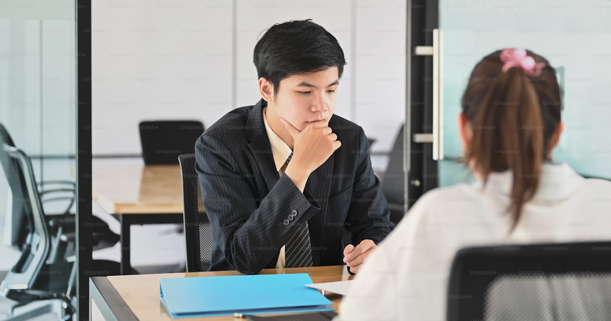 여성들은 나무 테이블에 함께 앉아 대출 부서 직원과 이야기하고 있습니다 사진 Unsplash의 사무실 이미지