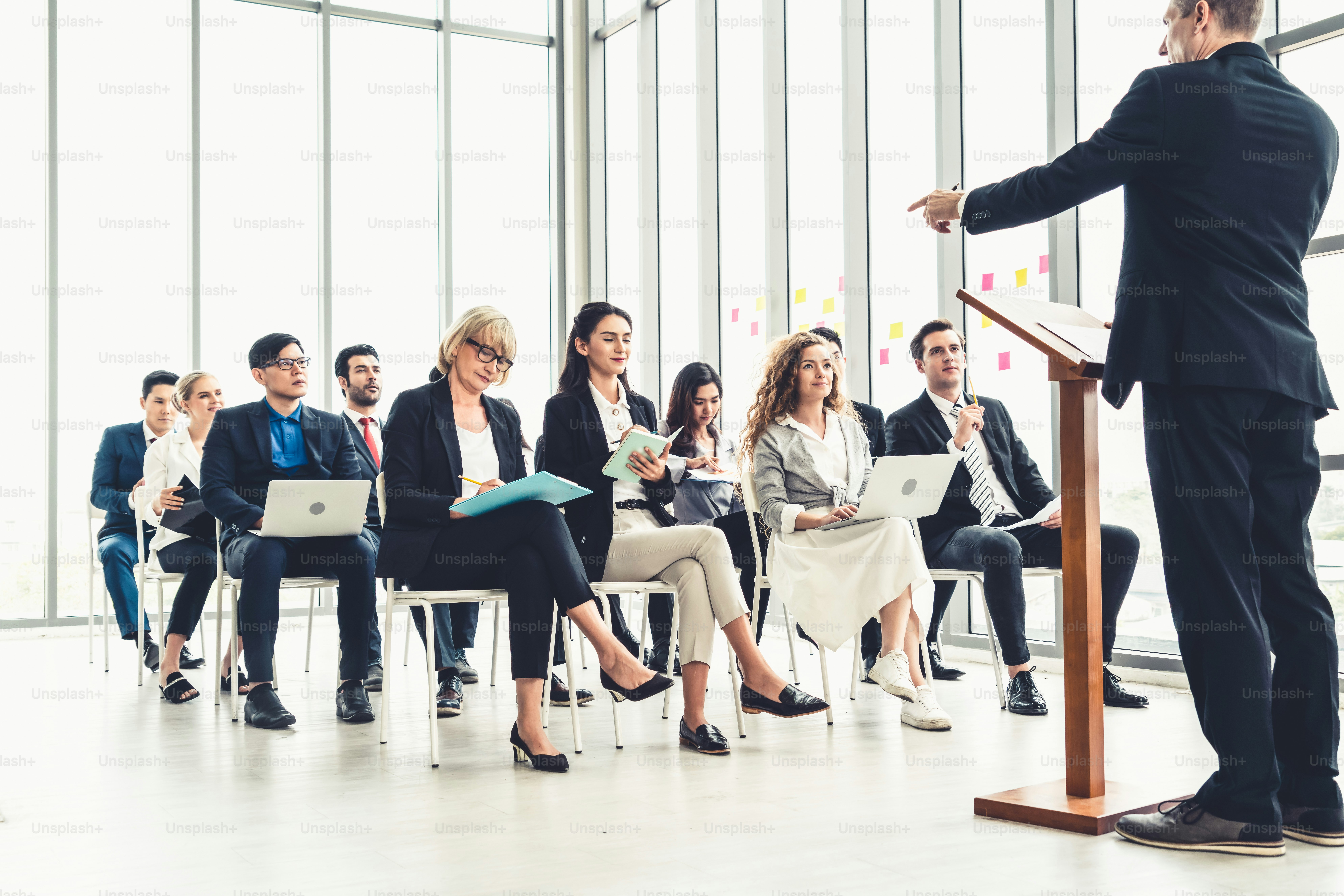 Gruppe von Geschäftsleuten, die sich in einer Seminarkonferenz treffen ...