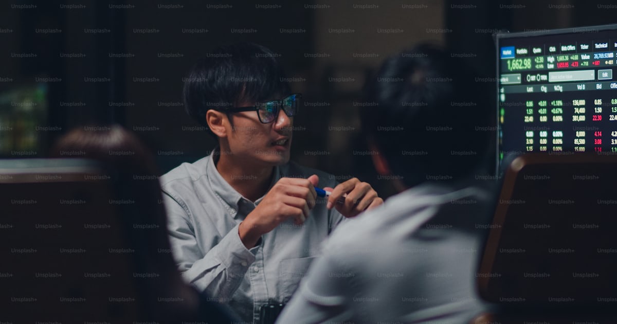 아시아 사업가와 사업가 회의 브레인스토밍 아이디어 수행 비즈니스 프레젠테이션 프로젝트 동료 함께 작업 계획 성공 전략 작은 현대