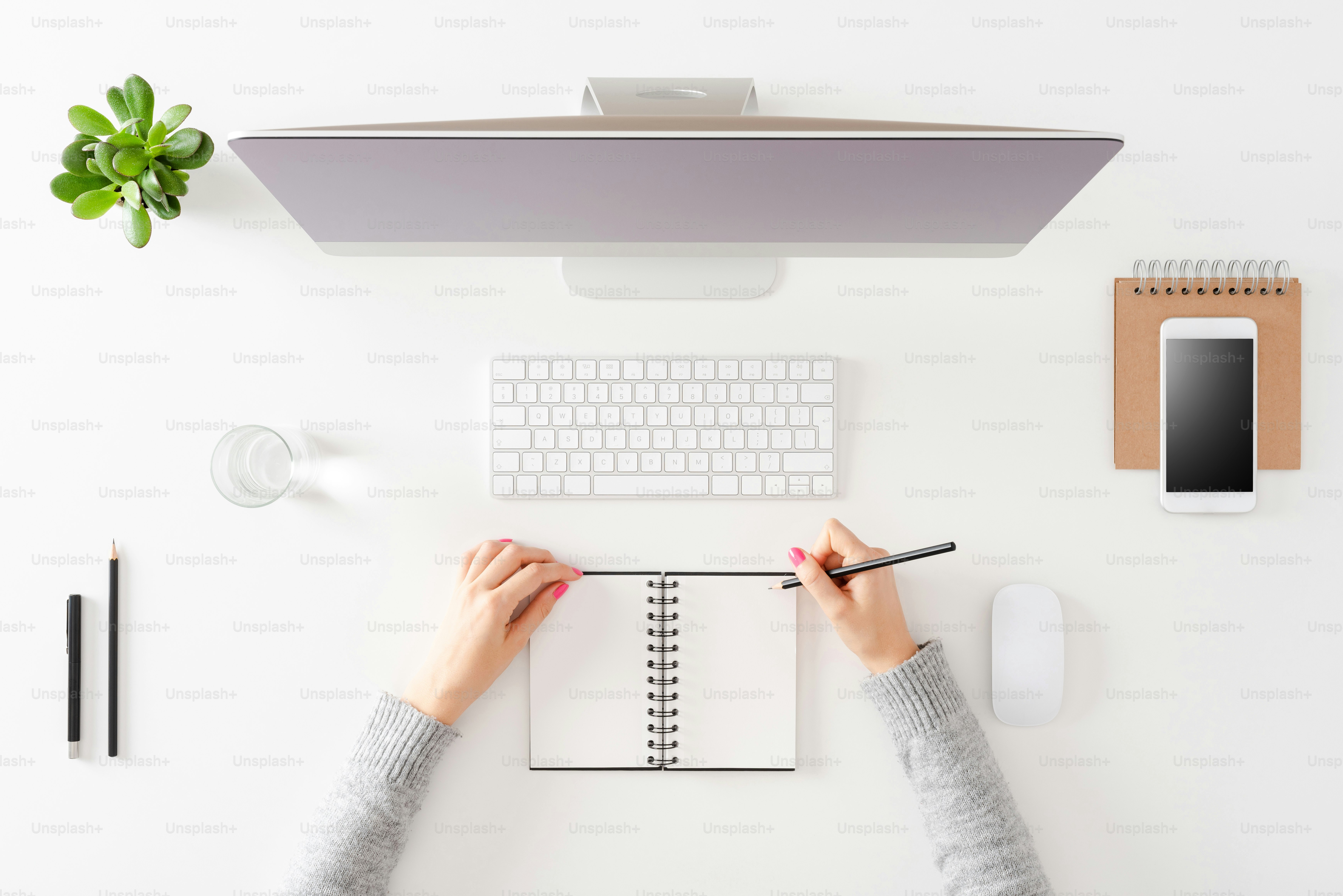 Foto Manos de mujer usando computadora. Vista superior – Computer ...