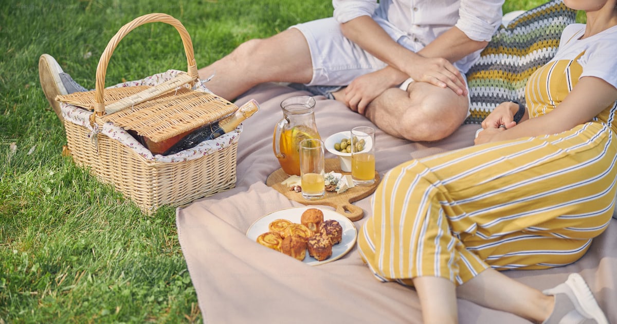 맛있는 식사와 차가운 음료로 정원에서 함께 시간을 보내는 너무 젊은 사람들의 자른 머리 사진 Unsplash의 피크닉 담요 이미지