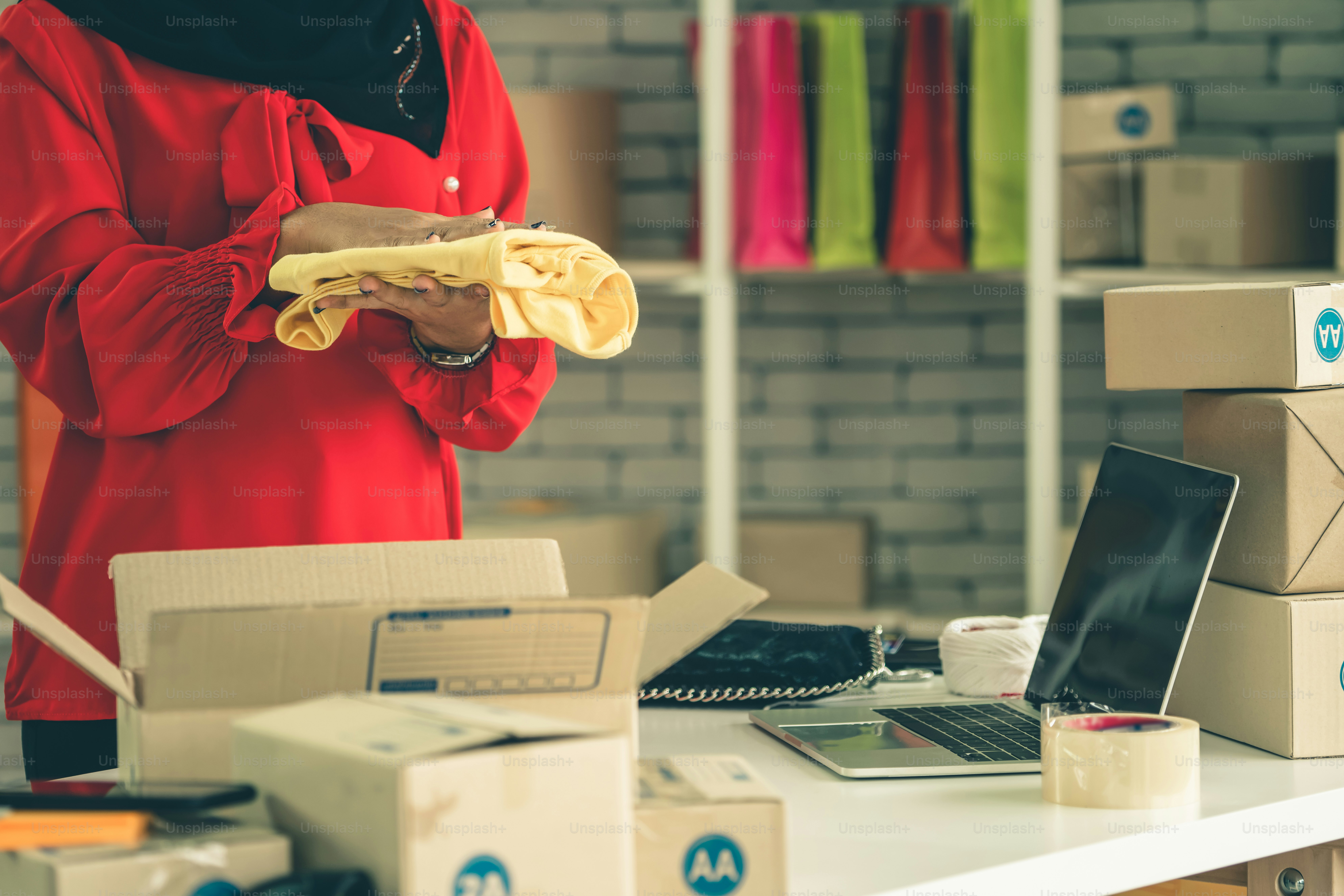 Le vendeur en ligne travaille à domicile et emballe la boîte de ...