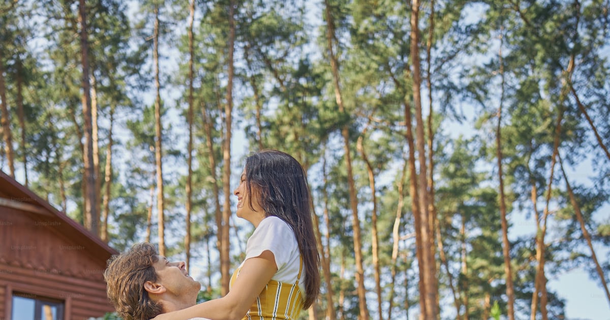 야외에서 손에 아름 다운 여자를 손에 들고 강한 남자의 전체 길이 초상화 사진 Unsplash의 기쁨 이미지