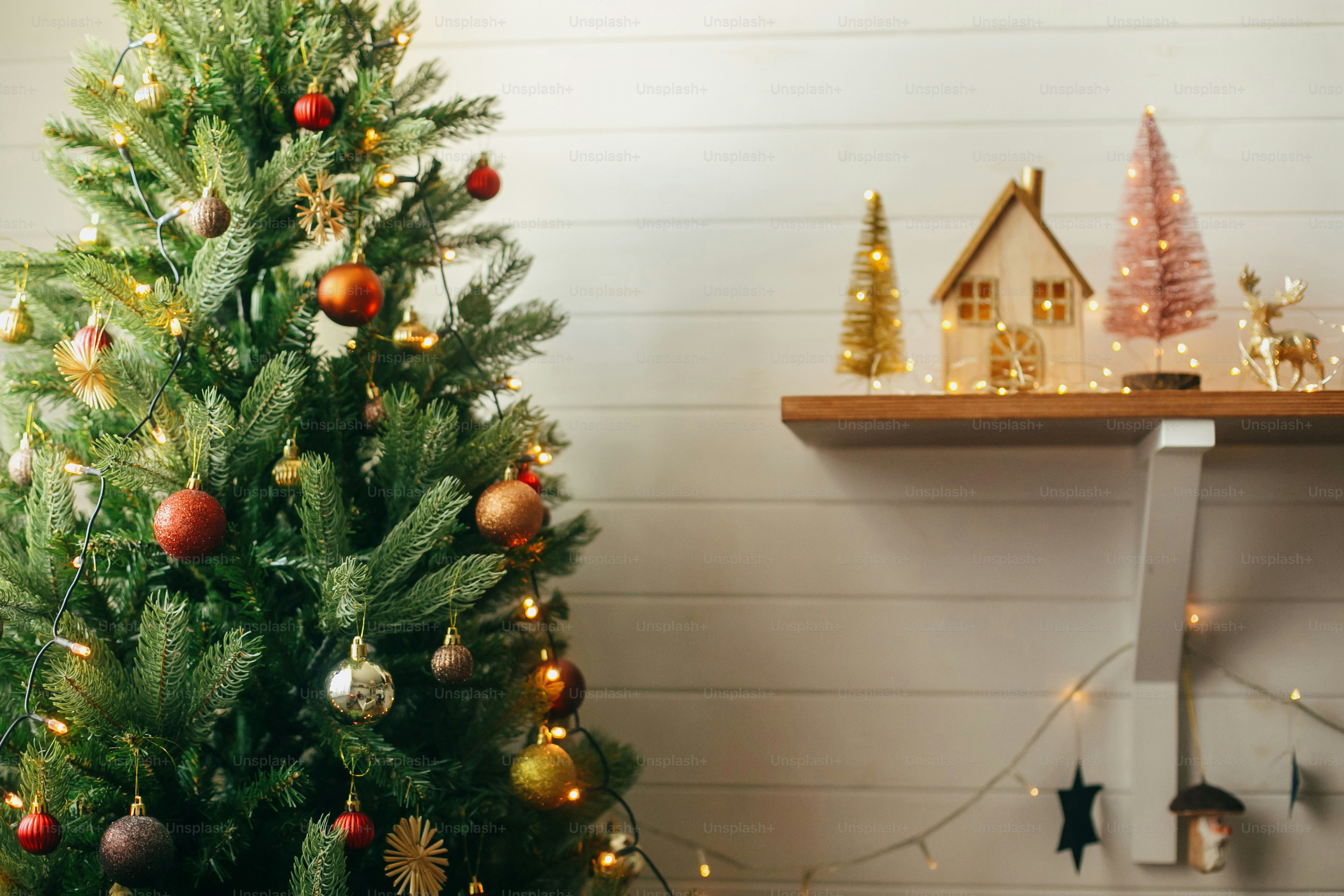 Adorável gato tabby sentado em caixas de presente embrulhadas sob a ...
