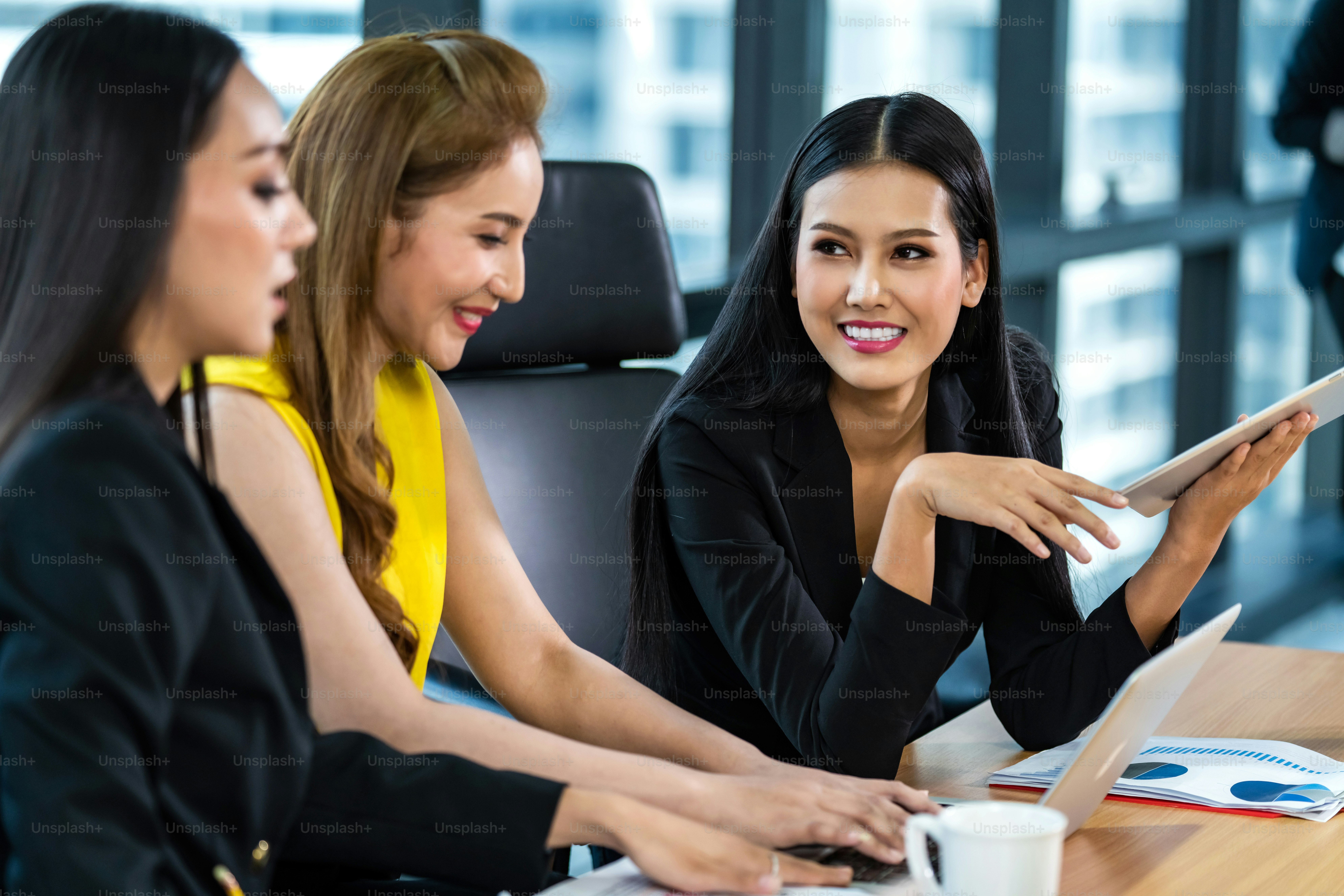 Foto Grupo de trabajo en equipo de la empresaria asiática feliz que se ...