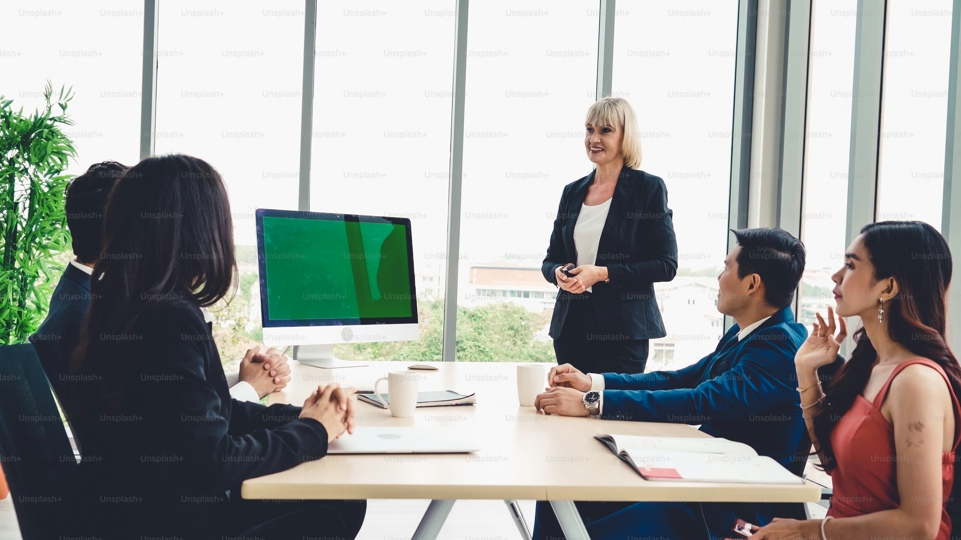 Foto Gente de negocios en la sala de conferencias con pantalla verde ...
