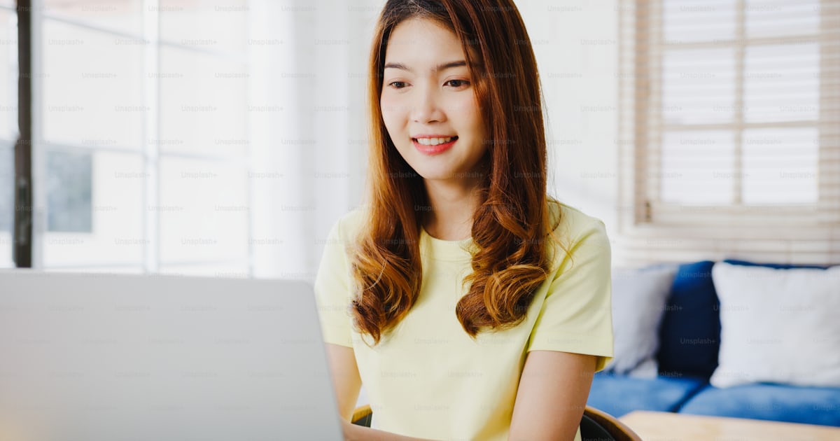 노트북을 사용하는 아시아 사업가는 거실에서 집에서 스마트하게 일하는 동안 화상 통화로 동료들과 계획에 대해 이야기합니다 자가